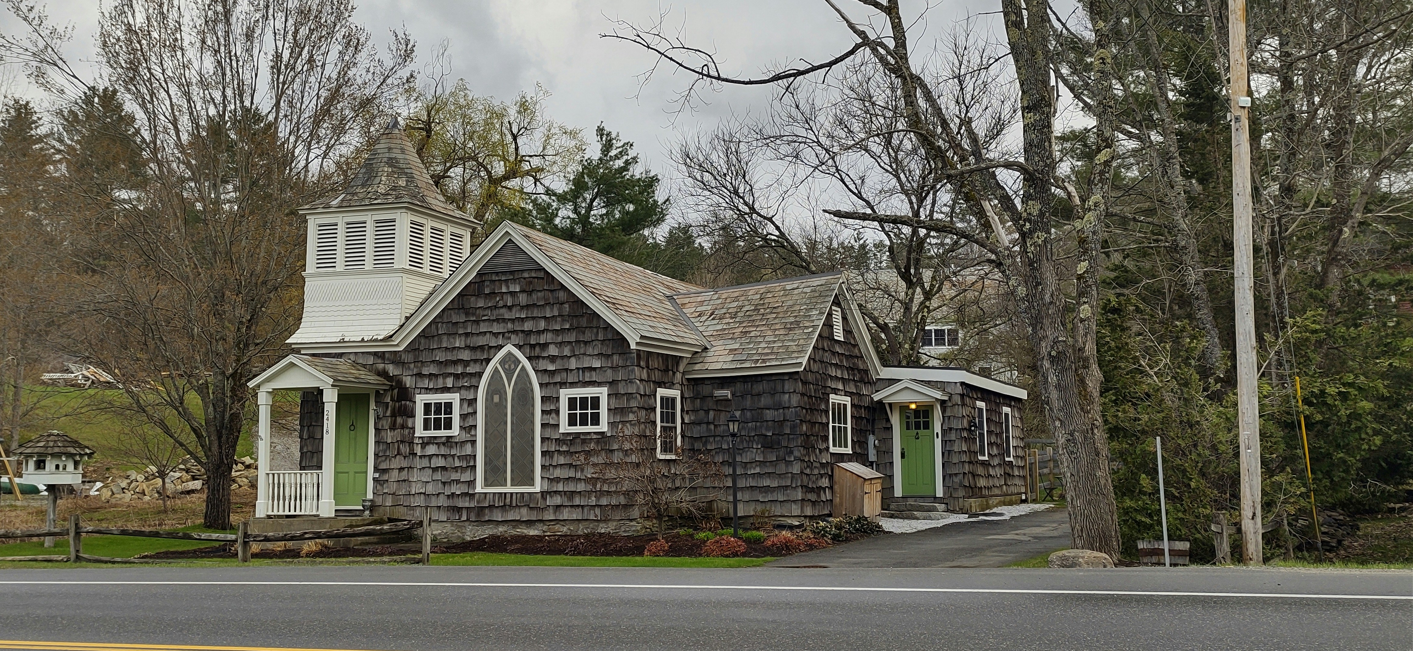 A small house sitting on the side of a road photo – Free Ventana Image ...