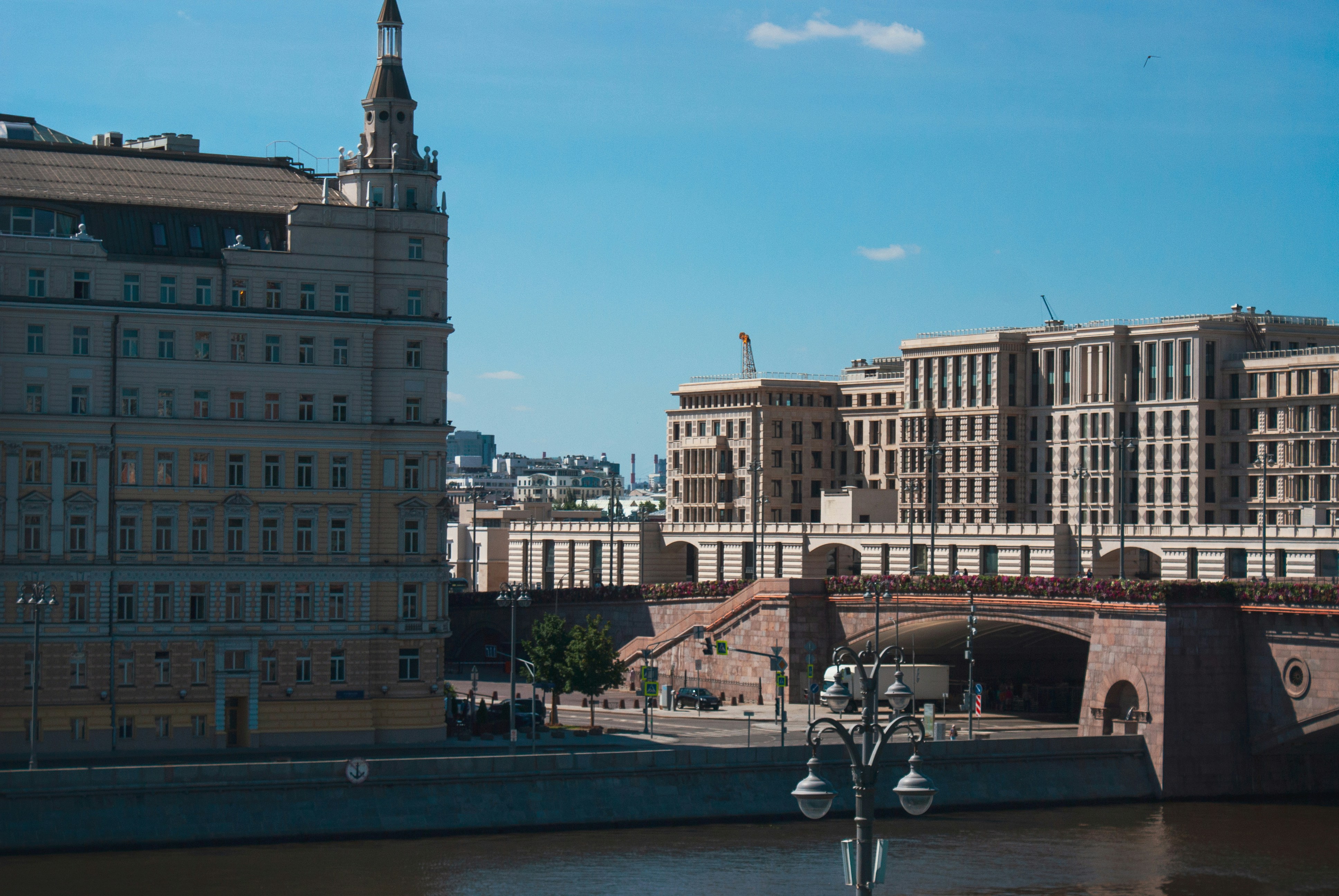 A statue in the middle of a body of water photo – Free Wallpaper Image ...