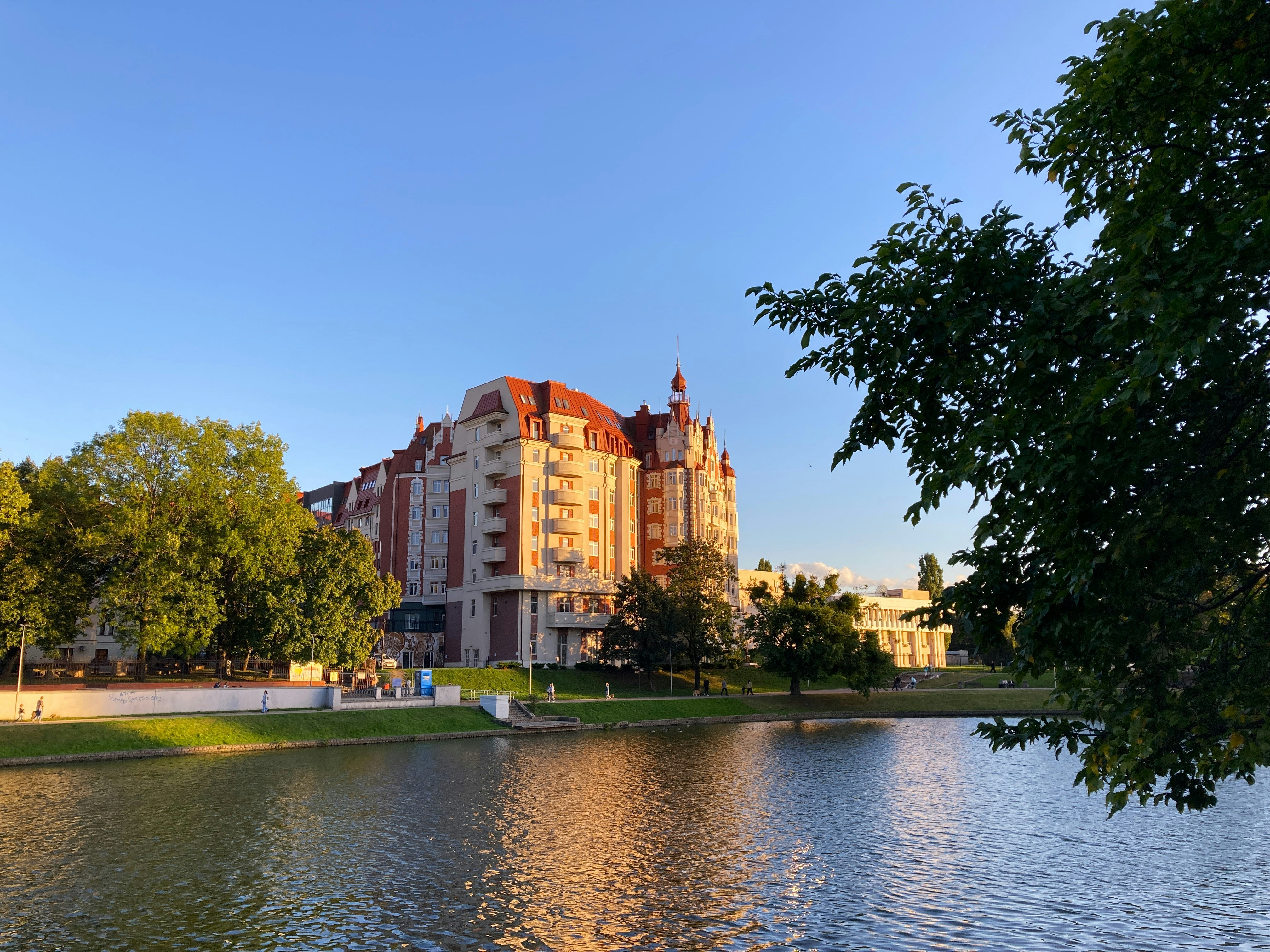 The Riverfront Fortress: Twin-Tower Hotel by Calm Water