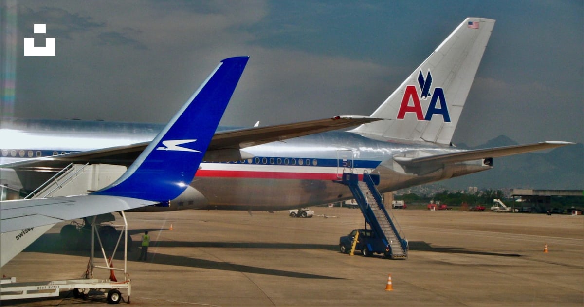 공항 활주로에 주차된 비행기 두 대 사진 Unsplash의 무료 존 F 케네디 국제공항 Jfk 이미지