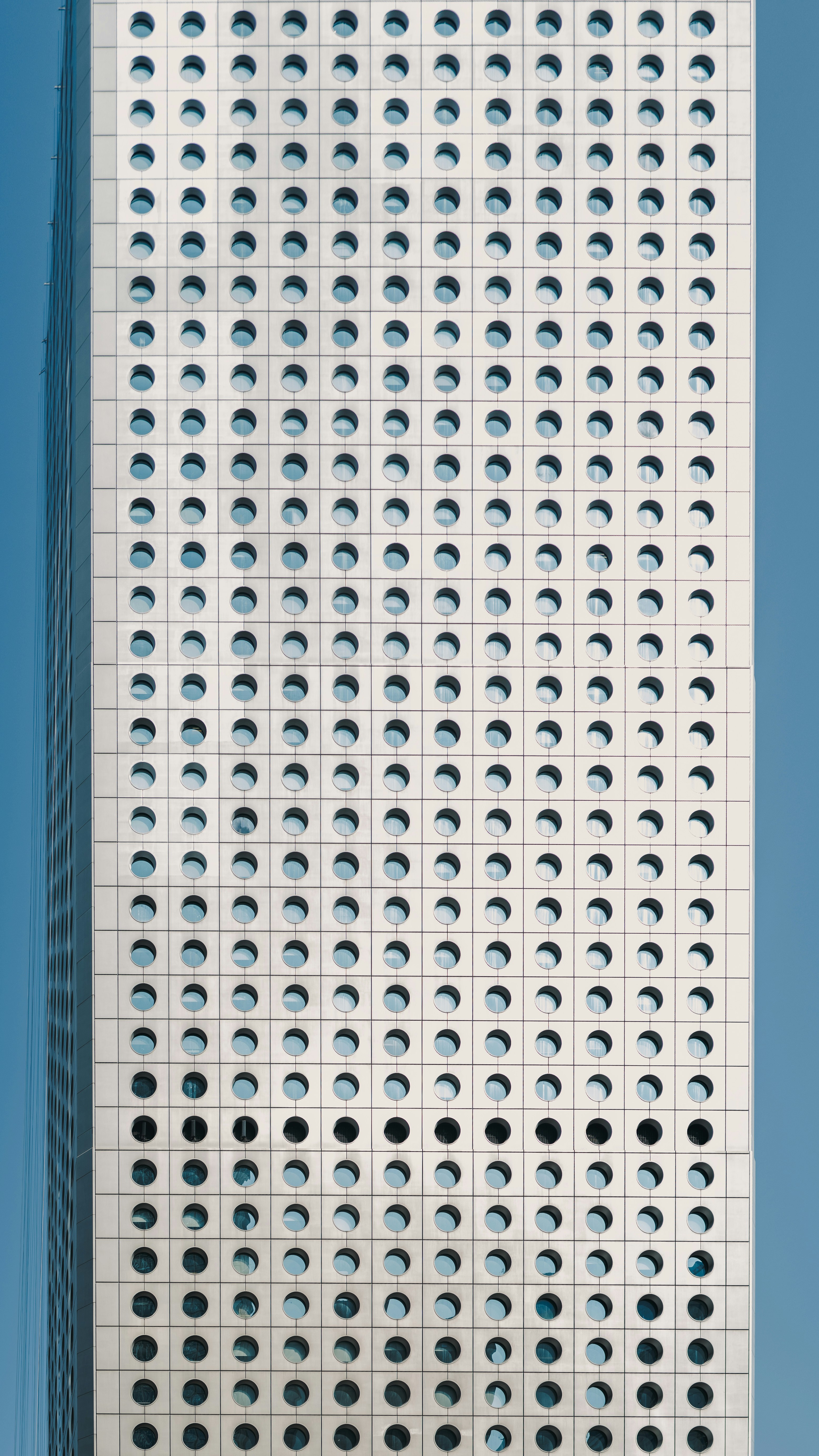 Grid of Circles: A Faceted Glass-Ck Concrete Facade