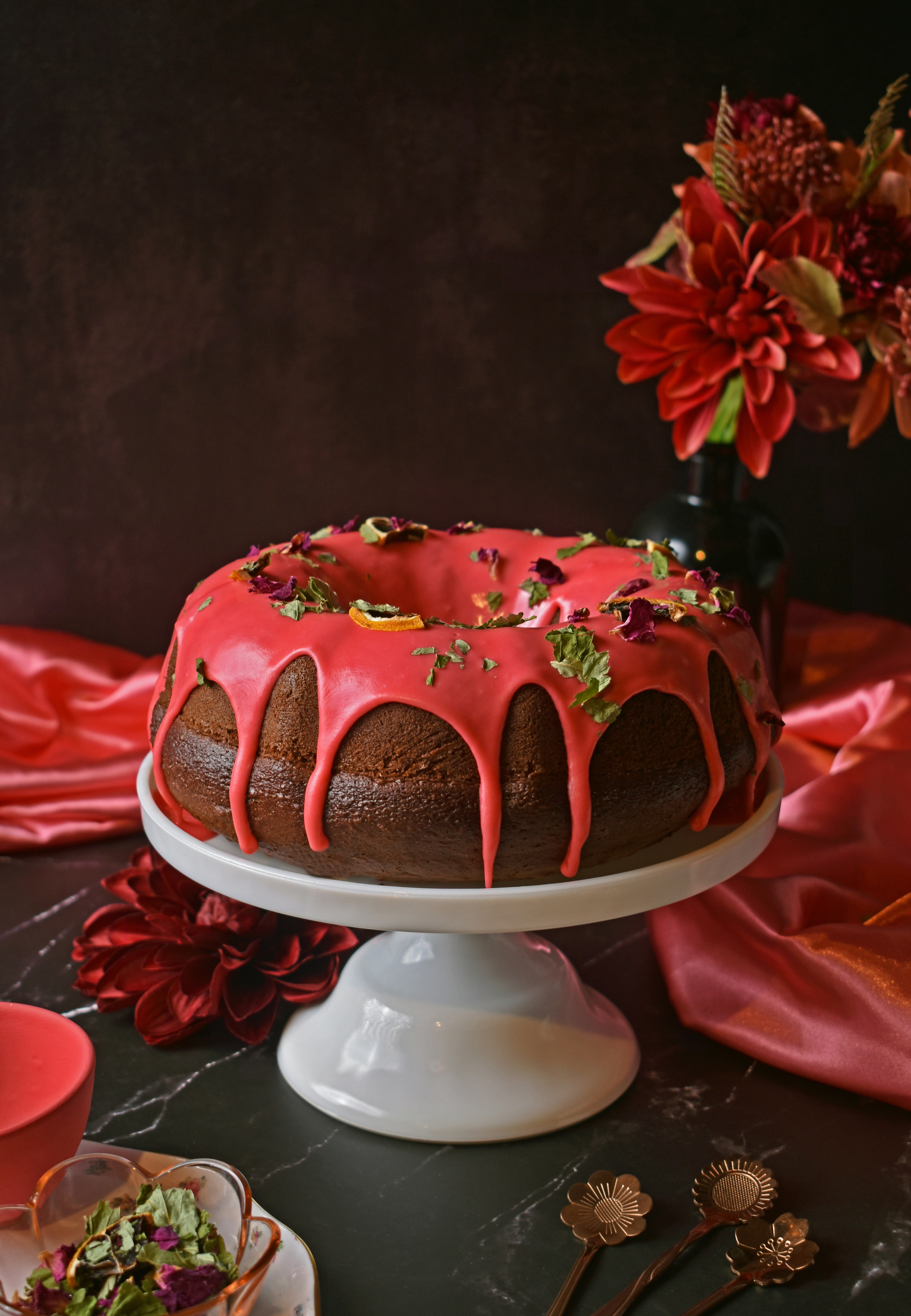 A chocolate cake with pink icing on a table photo – Free Stylisme ...