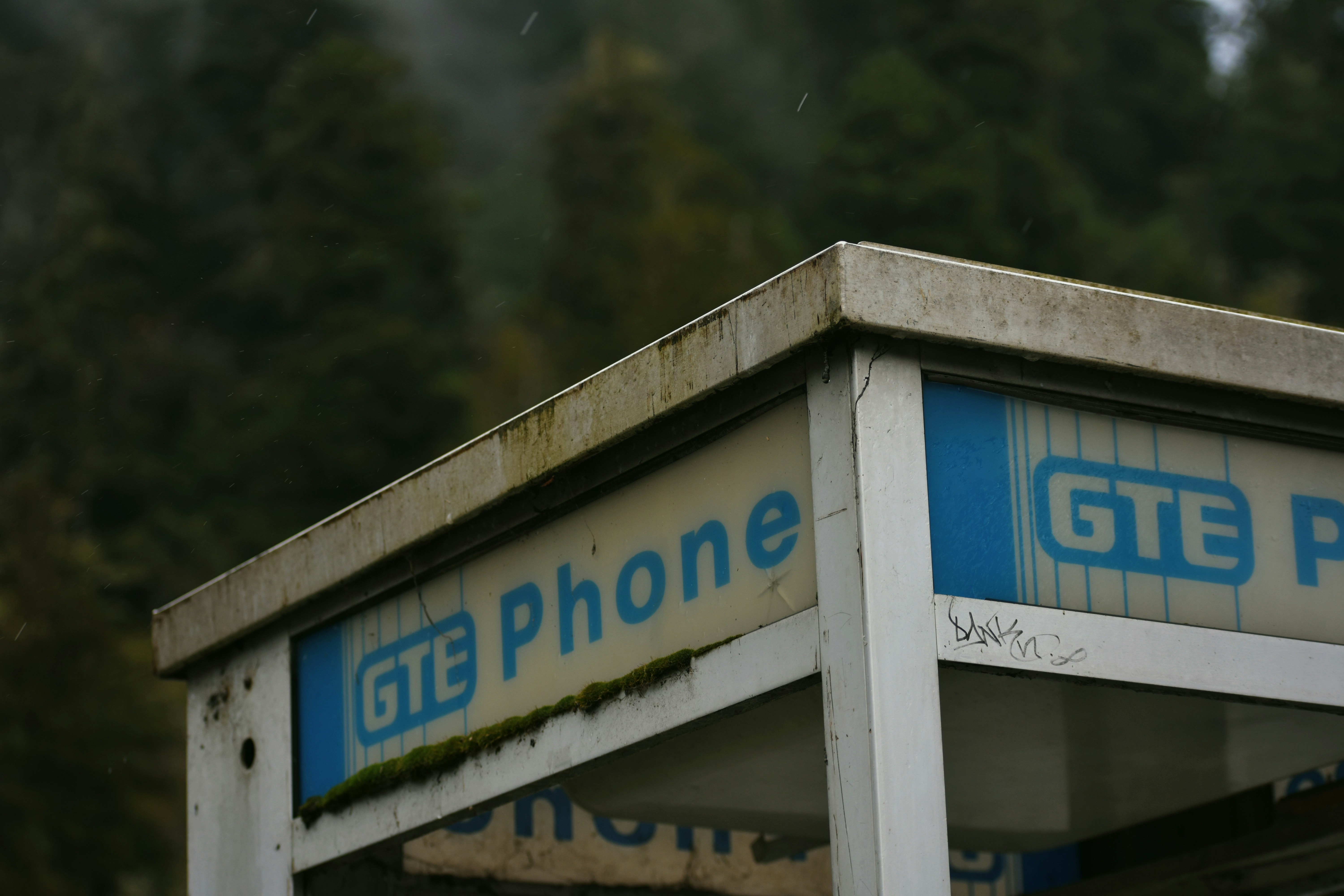 A building with a blue and white sign on top of it photo – Free Klamath ...