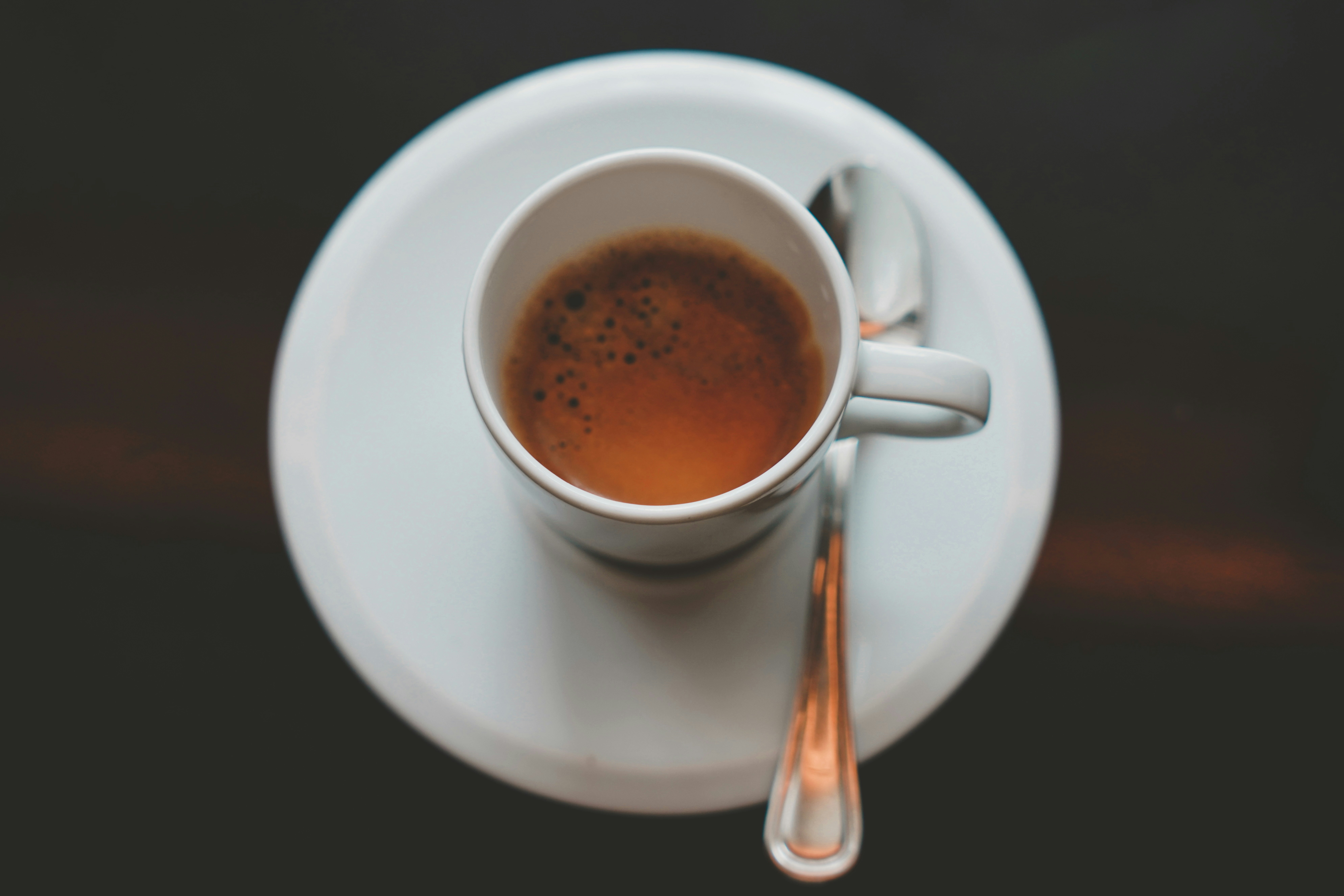 A cup of tea on a saucer with a spoon photo – Free Coffee Image on Unsplash