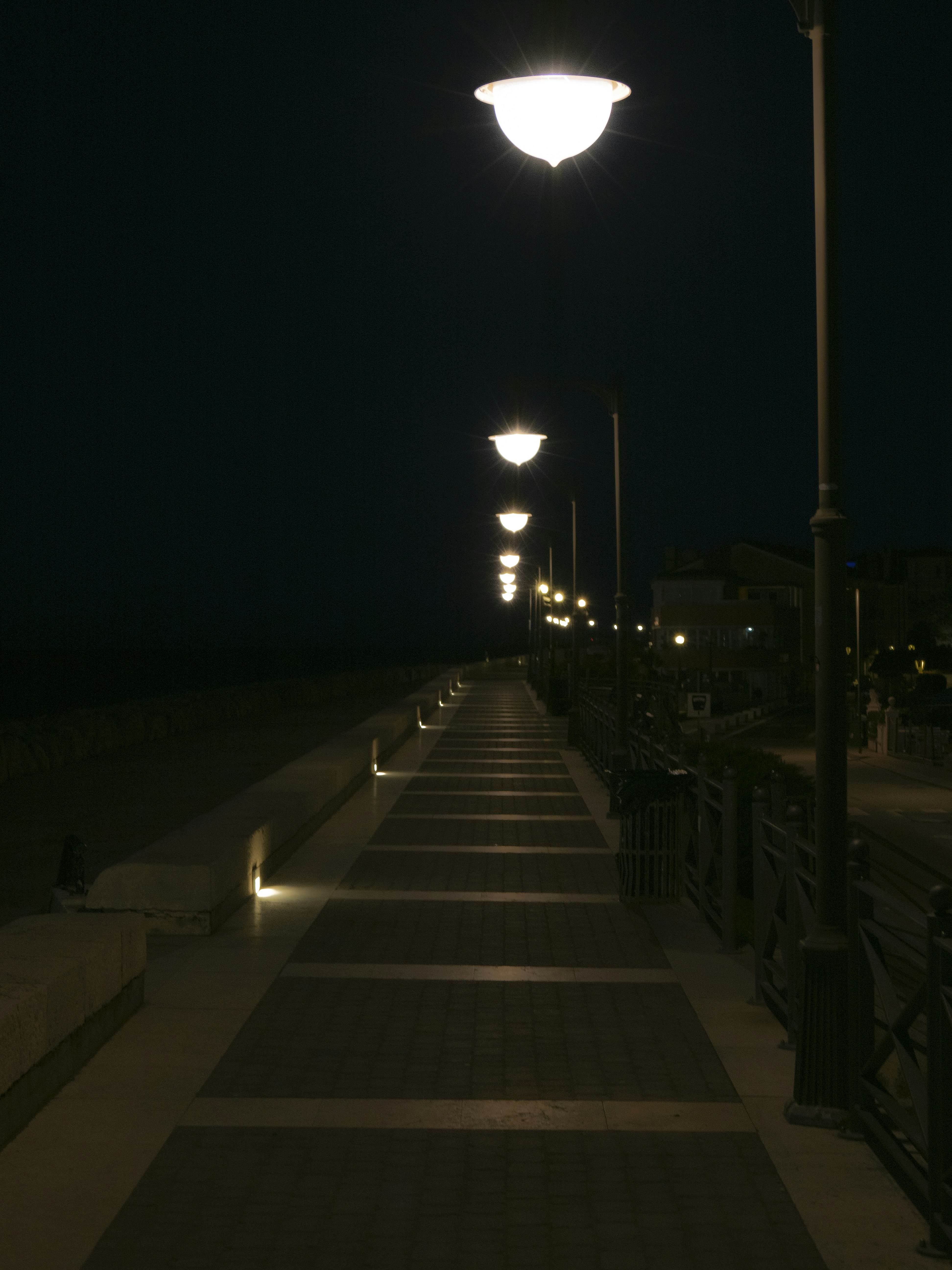 A street light on a sidewalk at night photo – Free City Image on Unsplash