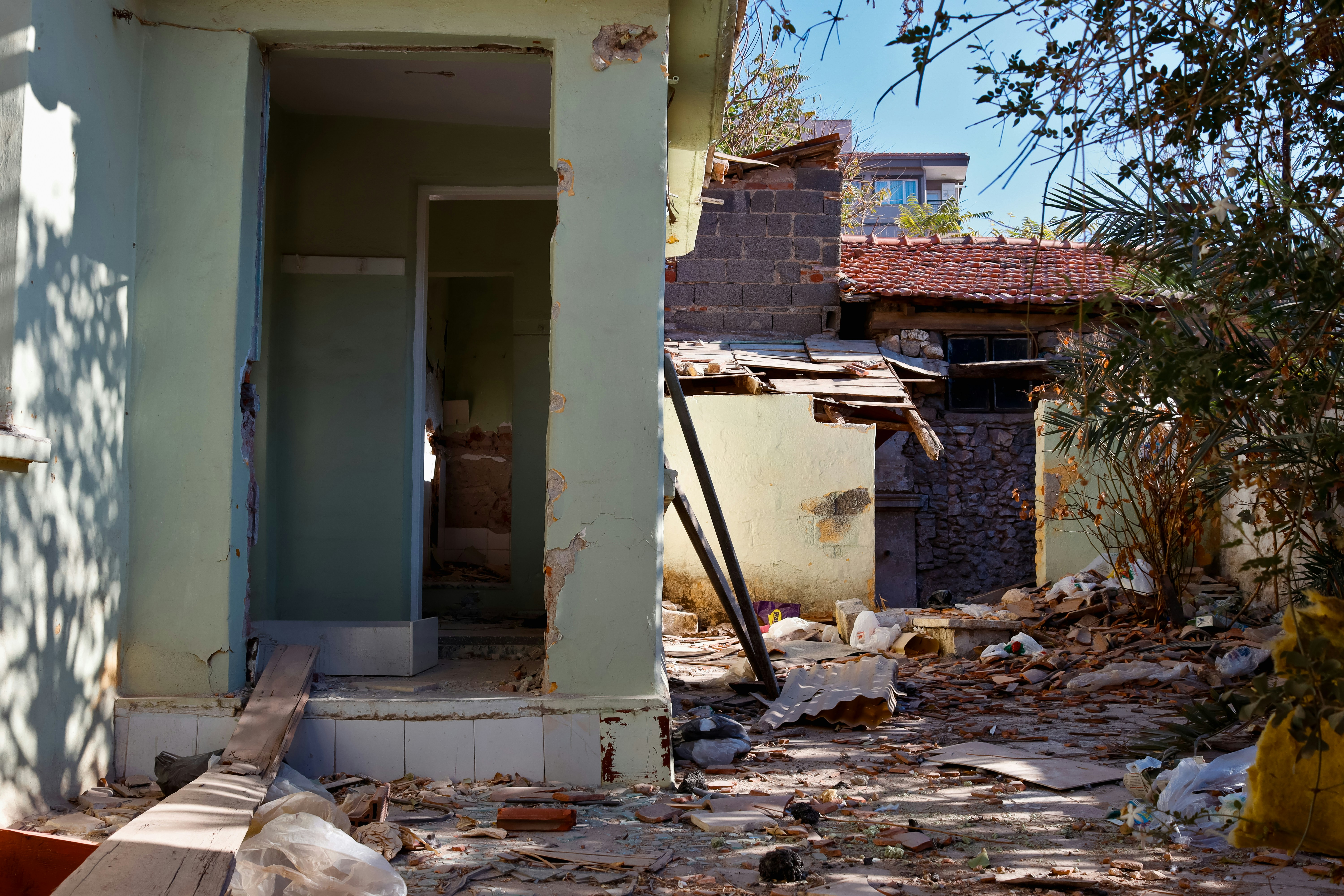 A run down house with a broken door photo – Free İzmir Image on Unsplash