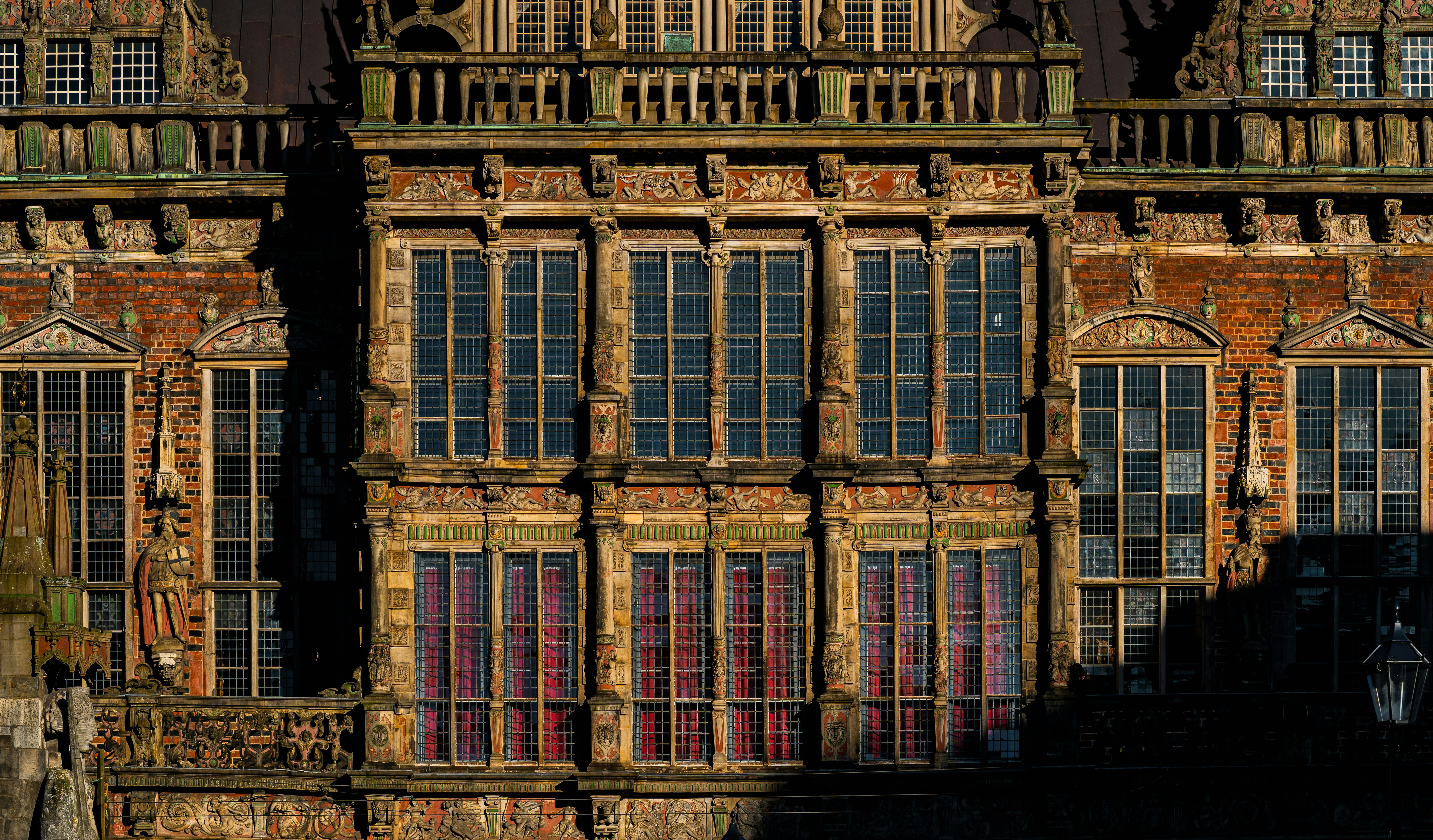 Un gran edificio con muchas ventanas y balcones foto – Imagen de Bremen gratuita en Unsplash