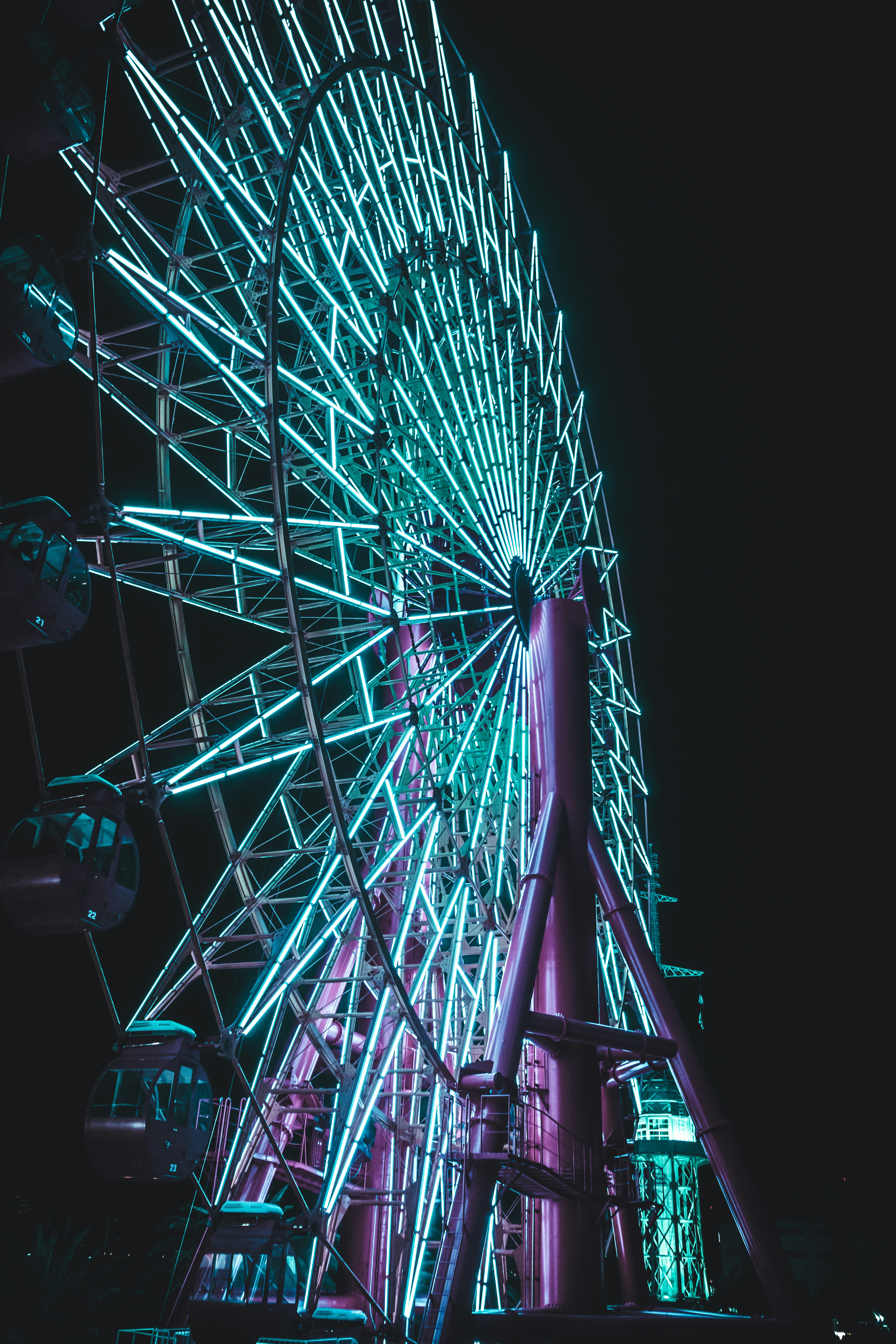 Neon Spokes: Night Wheel’s Cyan-Magenta Pulse