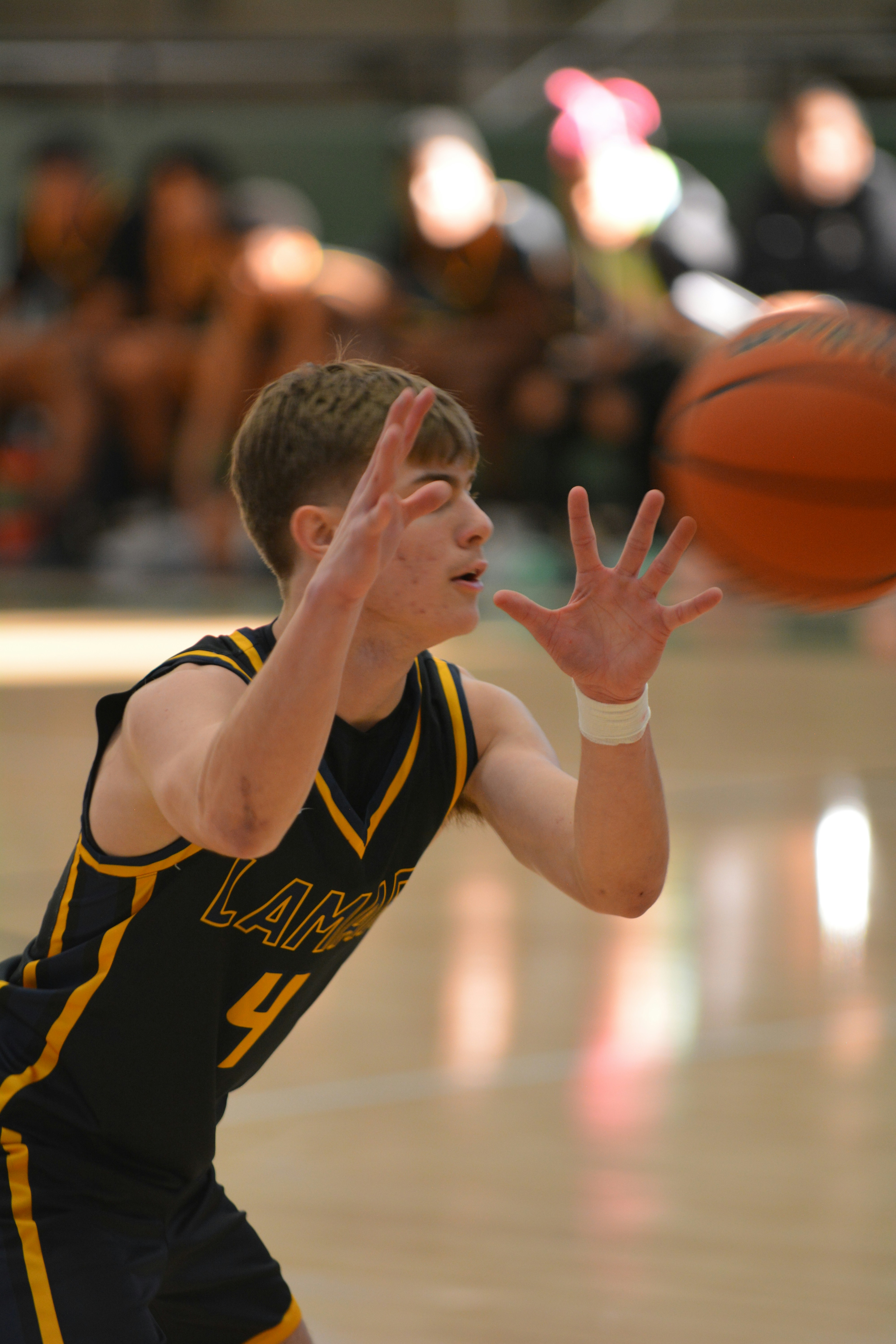 A man in a black and yellow uniform is playing basketball photo – Free ...