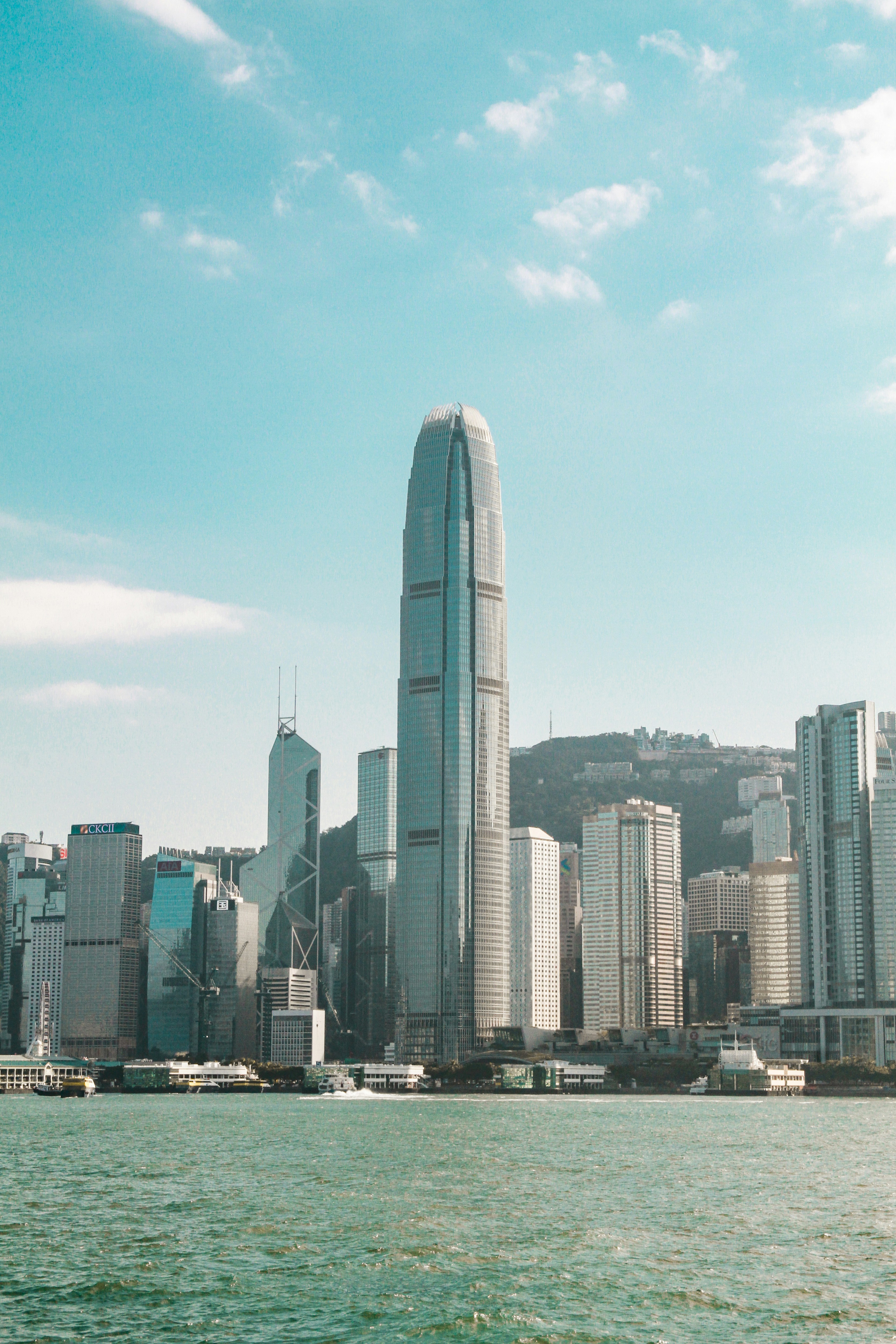 街を背景にした大きな水域の写真 – Unsplashの都市の無料画像