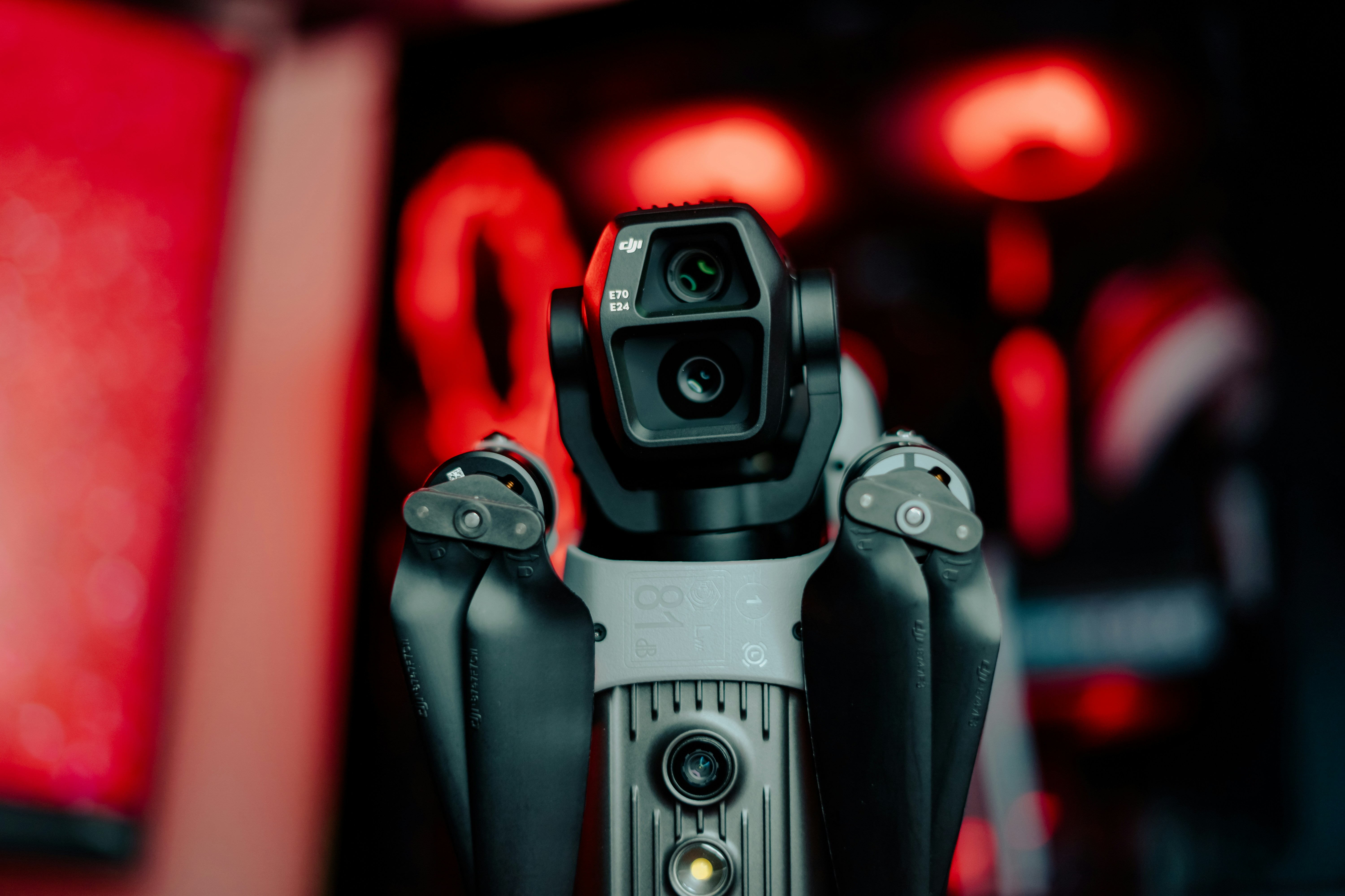 A close up of a camera on a stand photo – Free Air Image on Unsplash