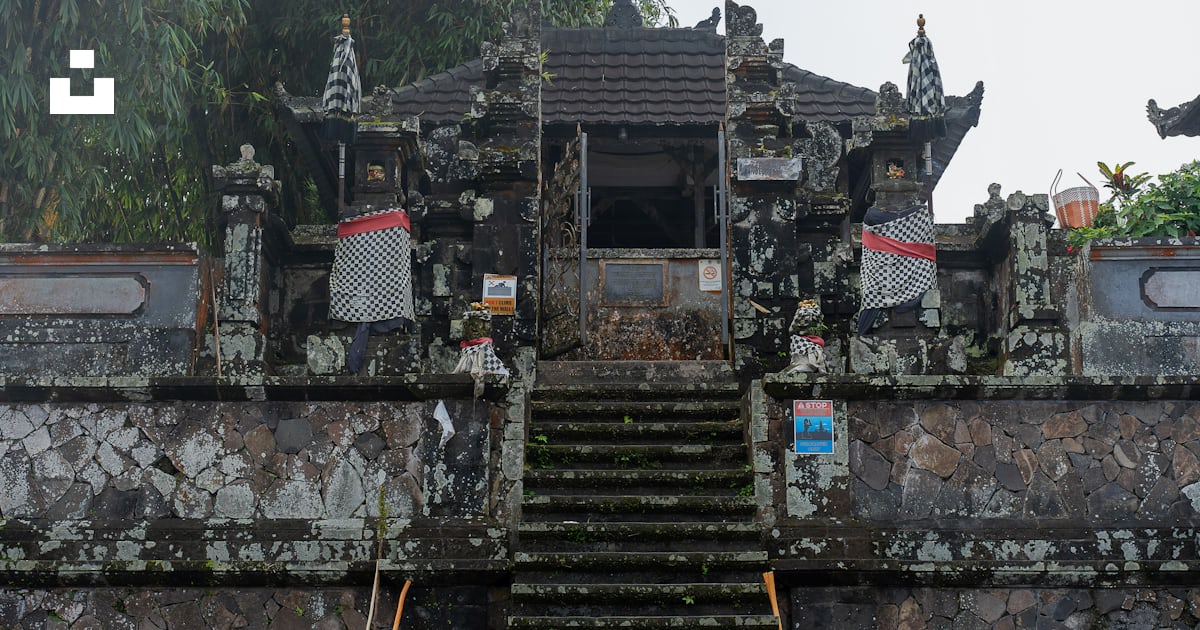 石造りの建物とそれに続く階段の写真 Unsplashのバリ島の無料画像