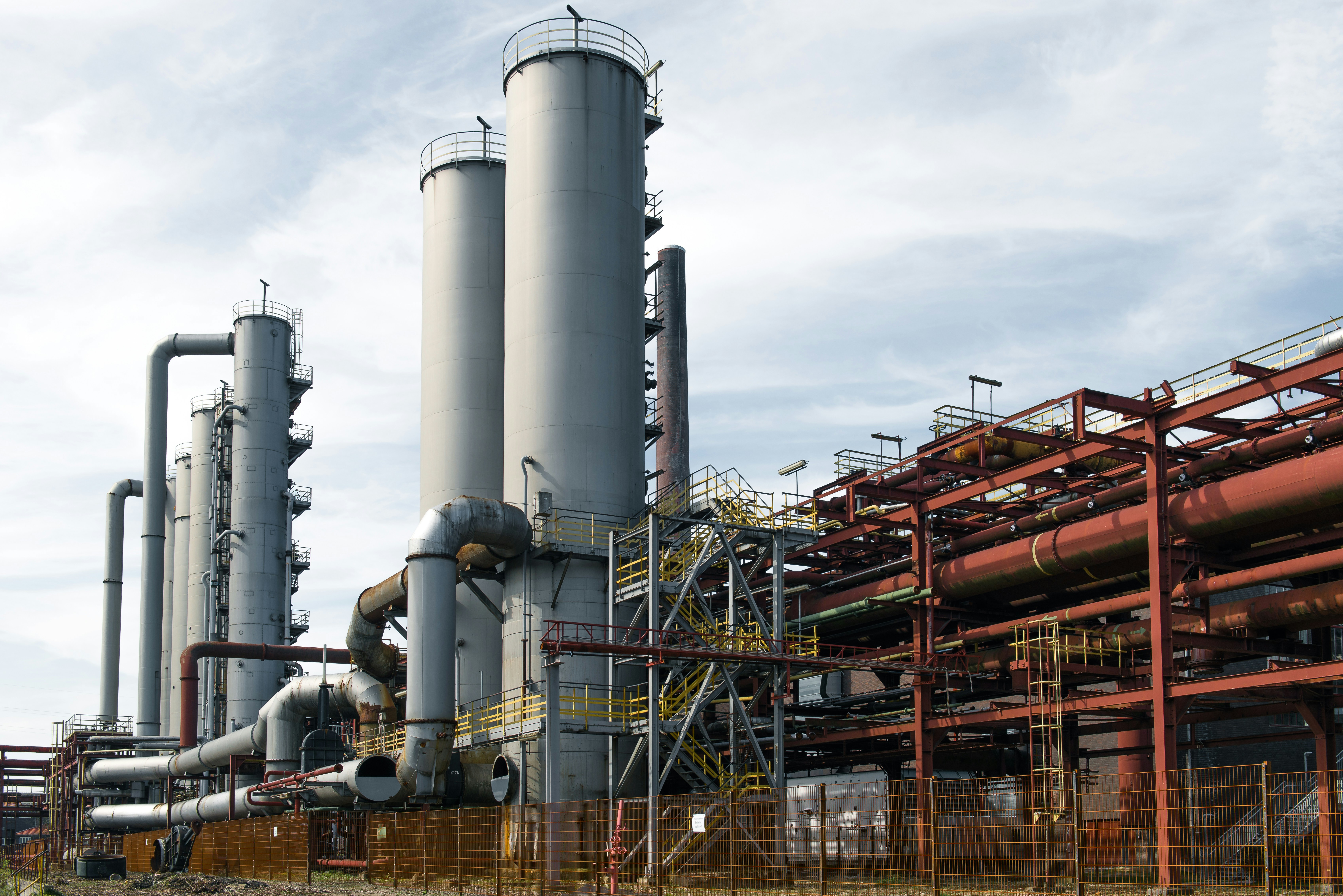 Une grande installation industrielle avec des tuyaux et des tuyaux ...