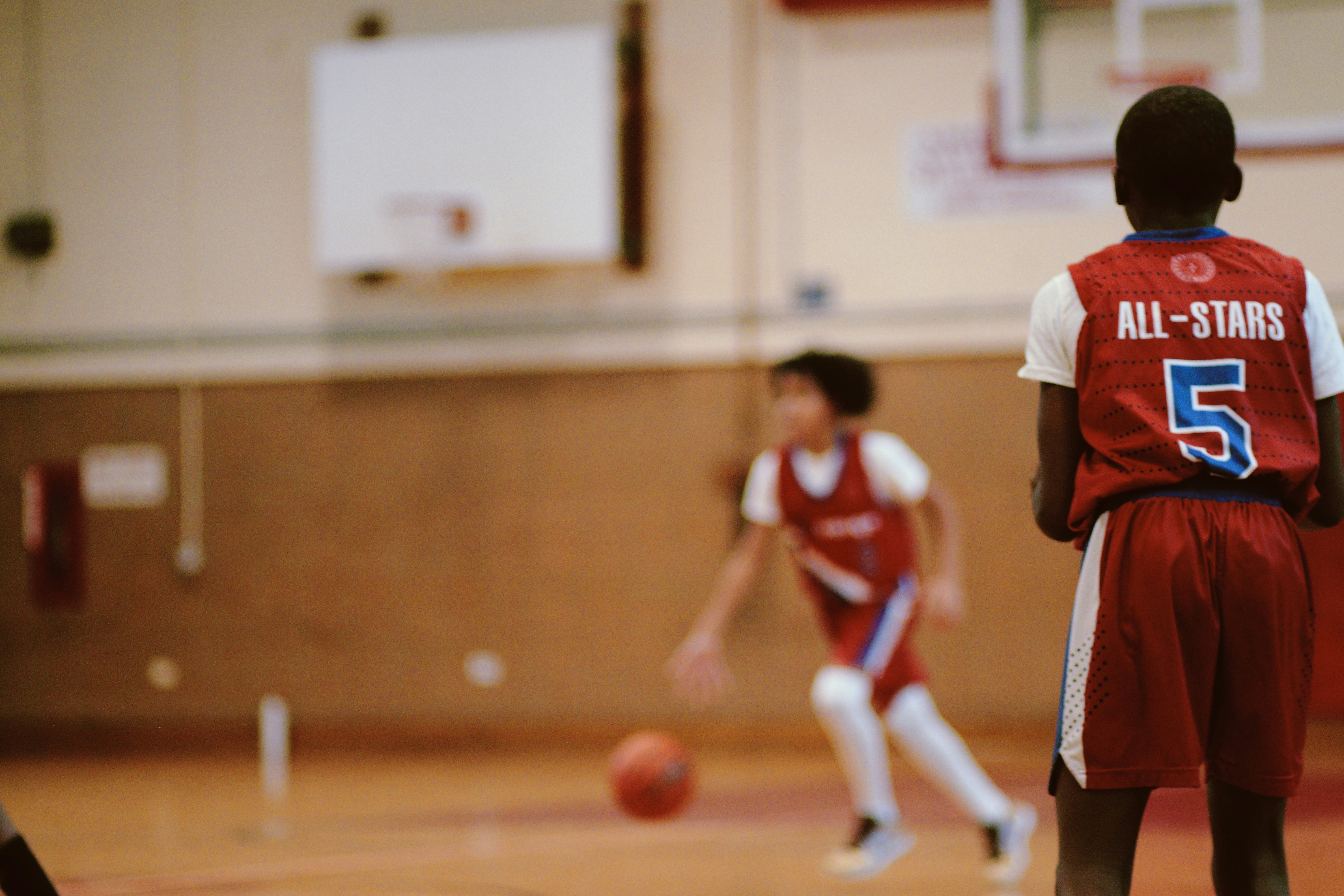 A group of young men playing a game of basketball photo – Free Sports ...