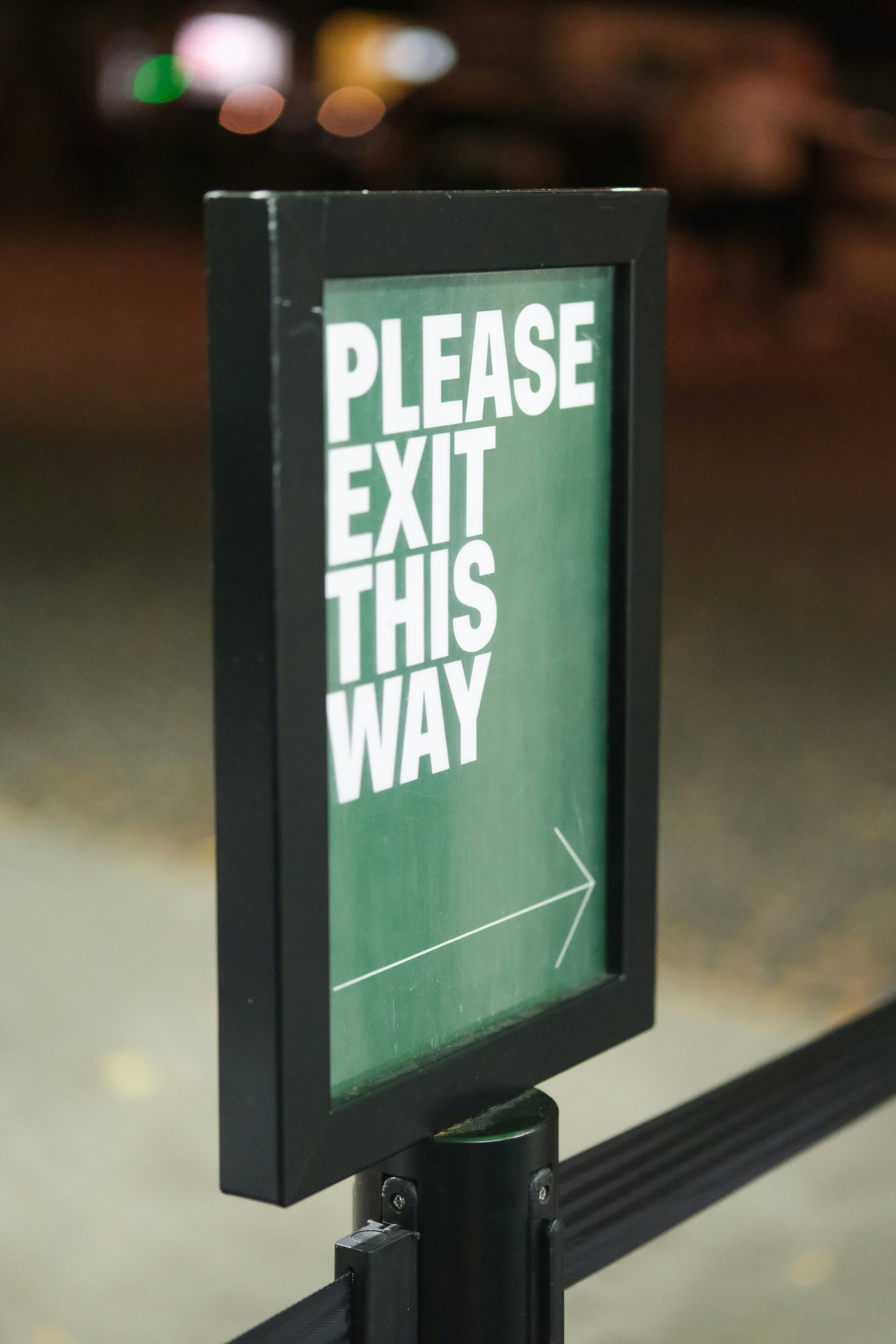 A green sign that says please exit this way photo – Free Burger Image ...