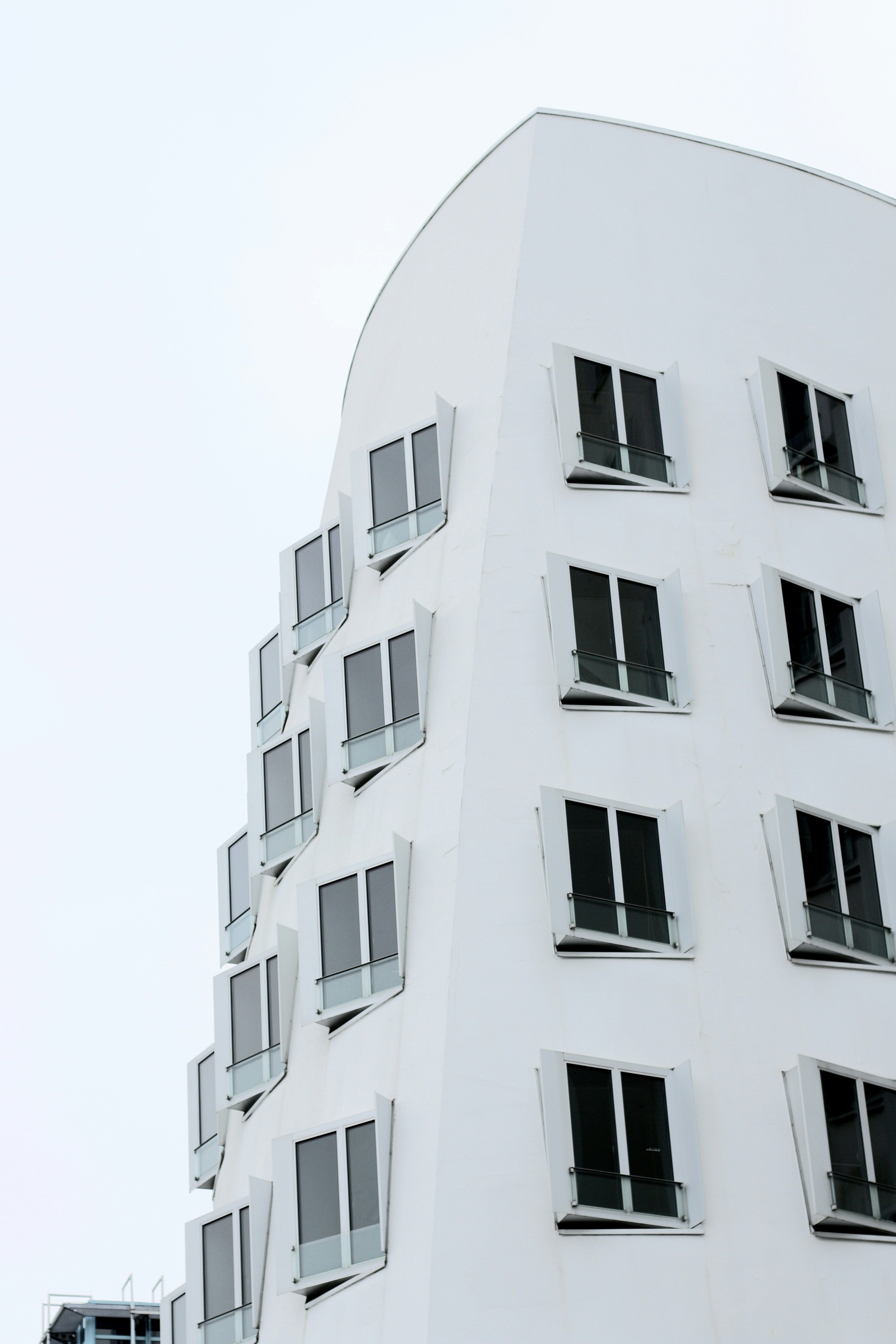 A tall white building with lots of windows photo – Free Düsseldorf ...