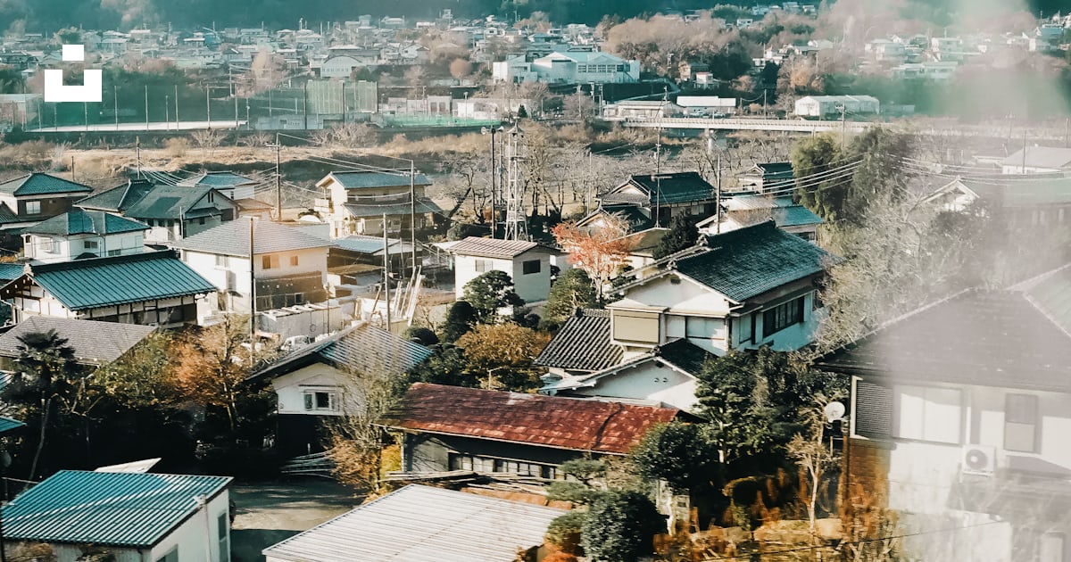 산을 배경으로 한 작은 마을의 조감도 사진 Unsplash의 무료 일본 이미지