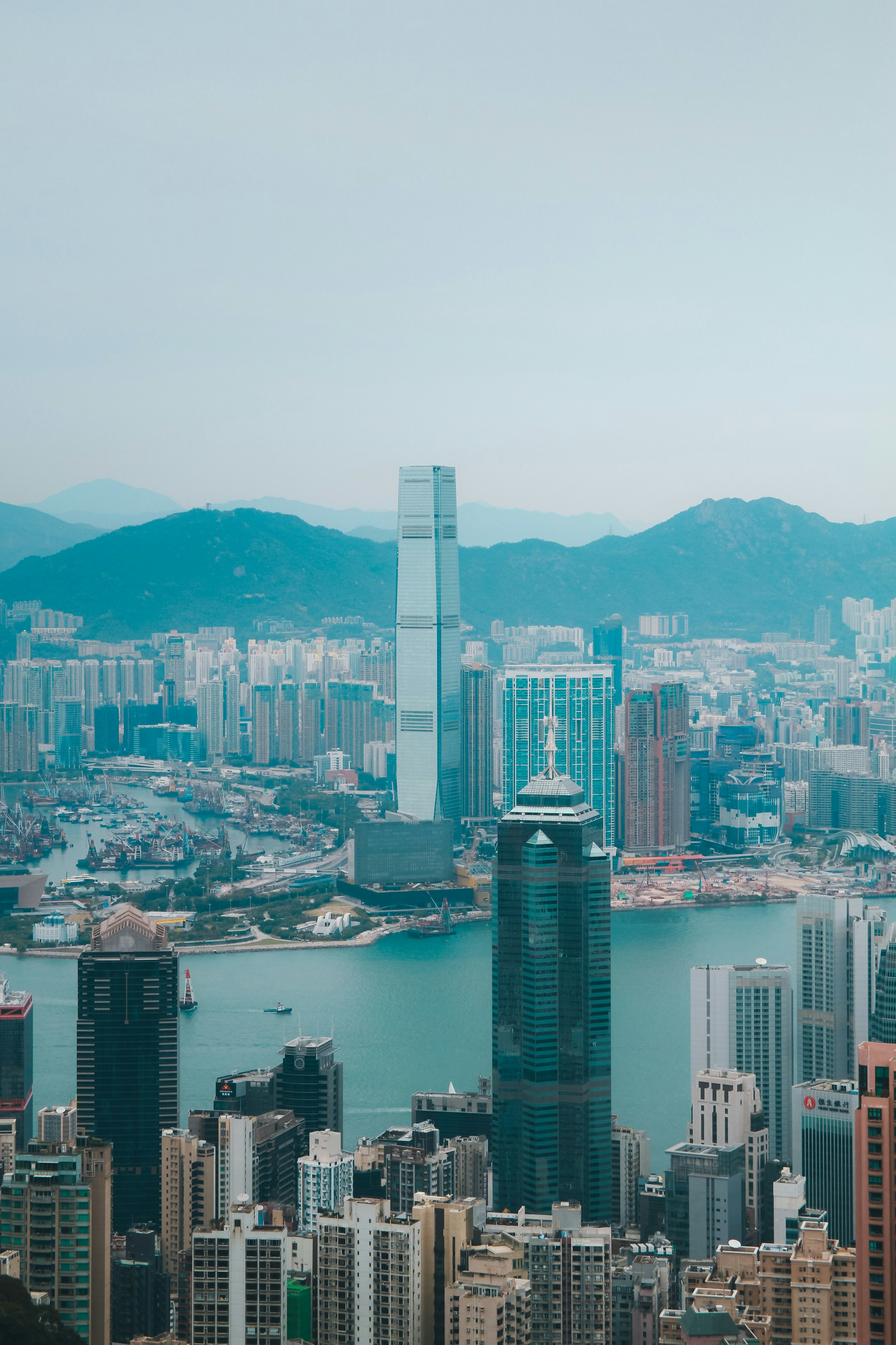 山々を背景にした街の風景の写真 – Unsplashの建物の無料画像