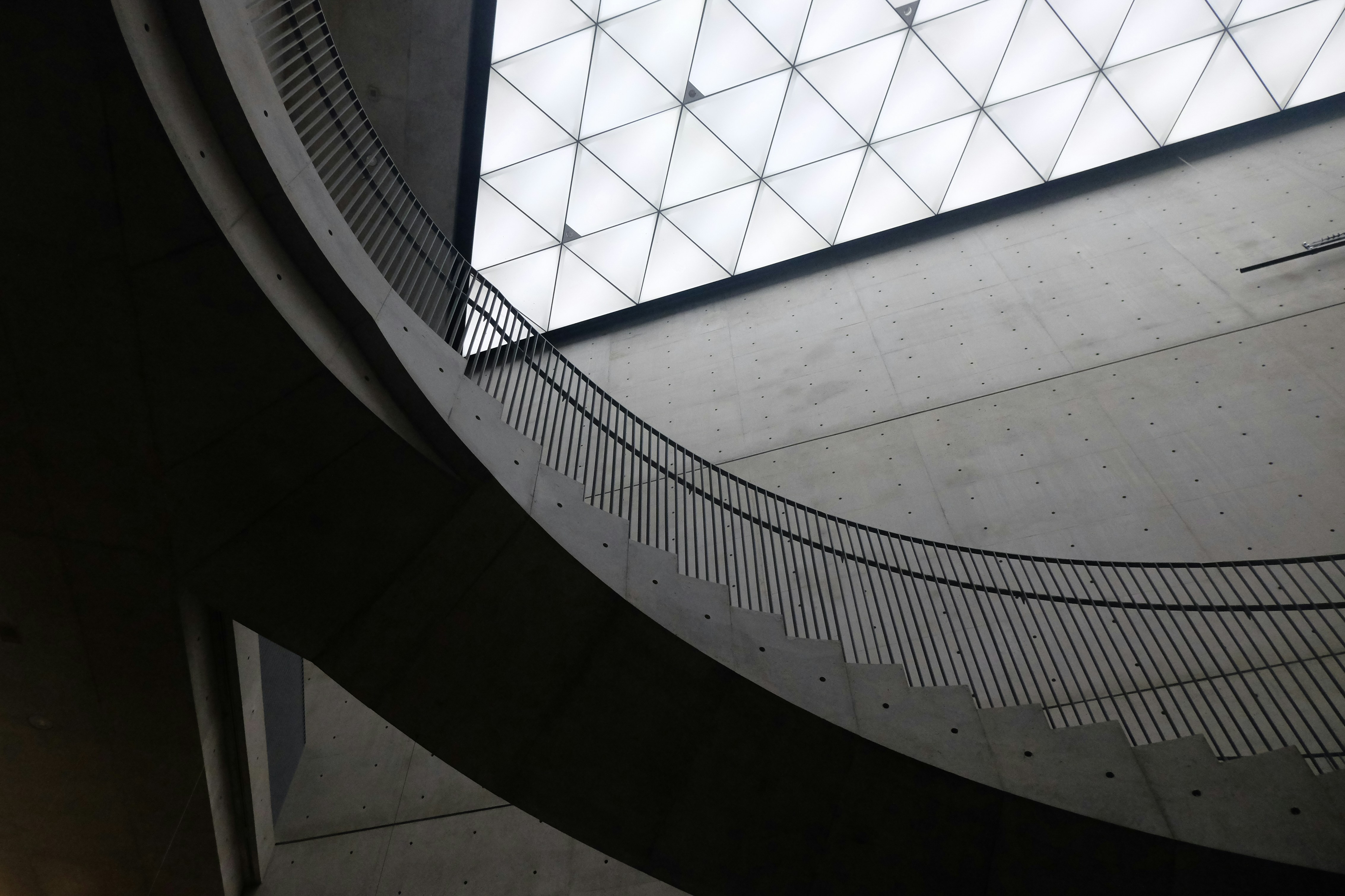The ceiling of a building with a skylight above it photo – Free Akita ...