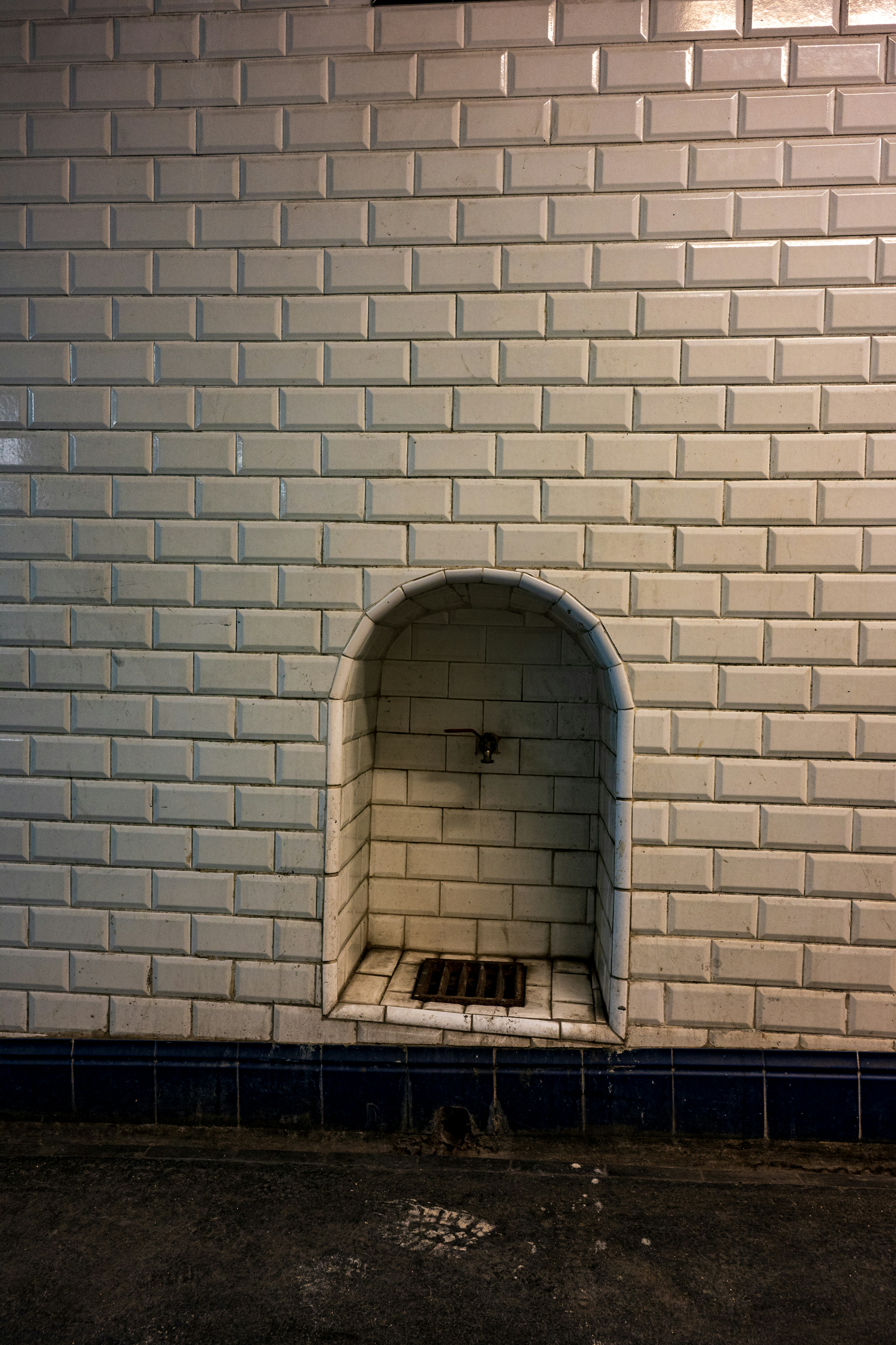 The Small Arch: A Minimal Niche in a White Brick Wall