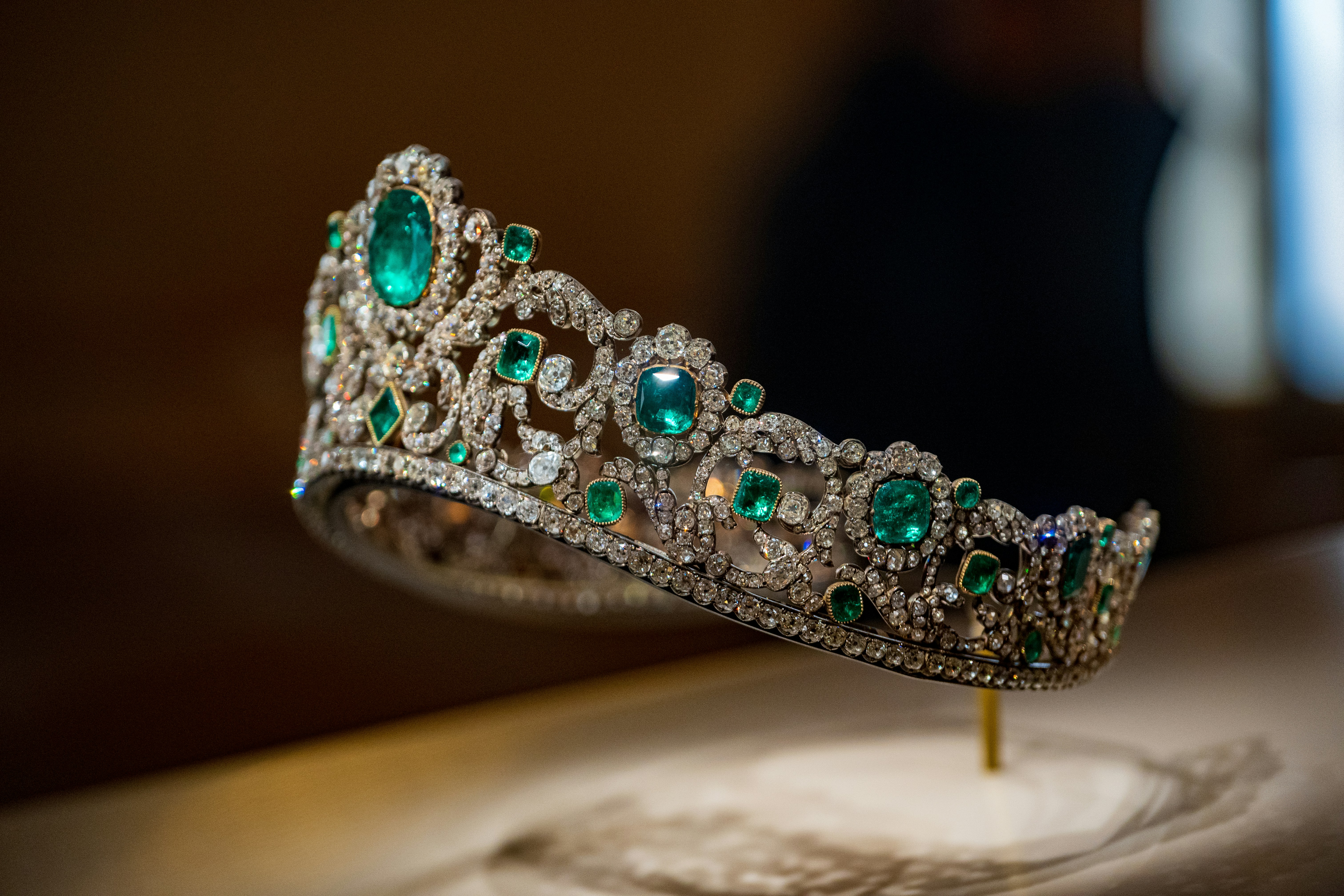 A tiara with emeralds and diamonds on a table photo – Free Jewelry ...