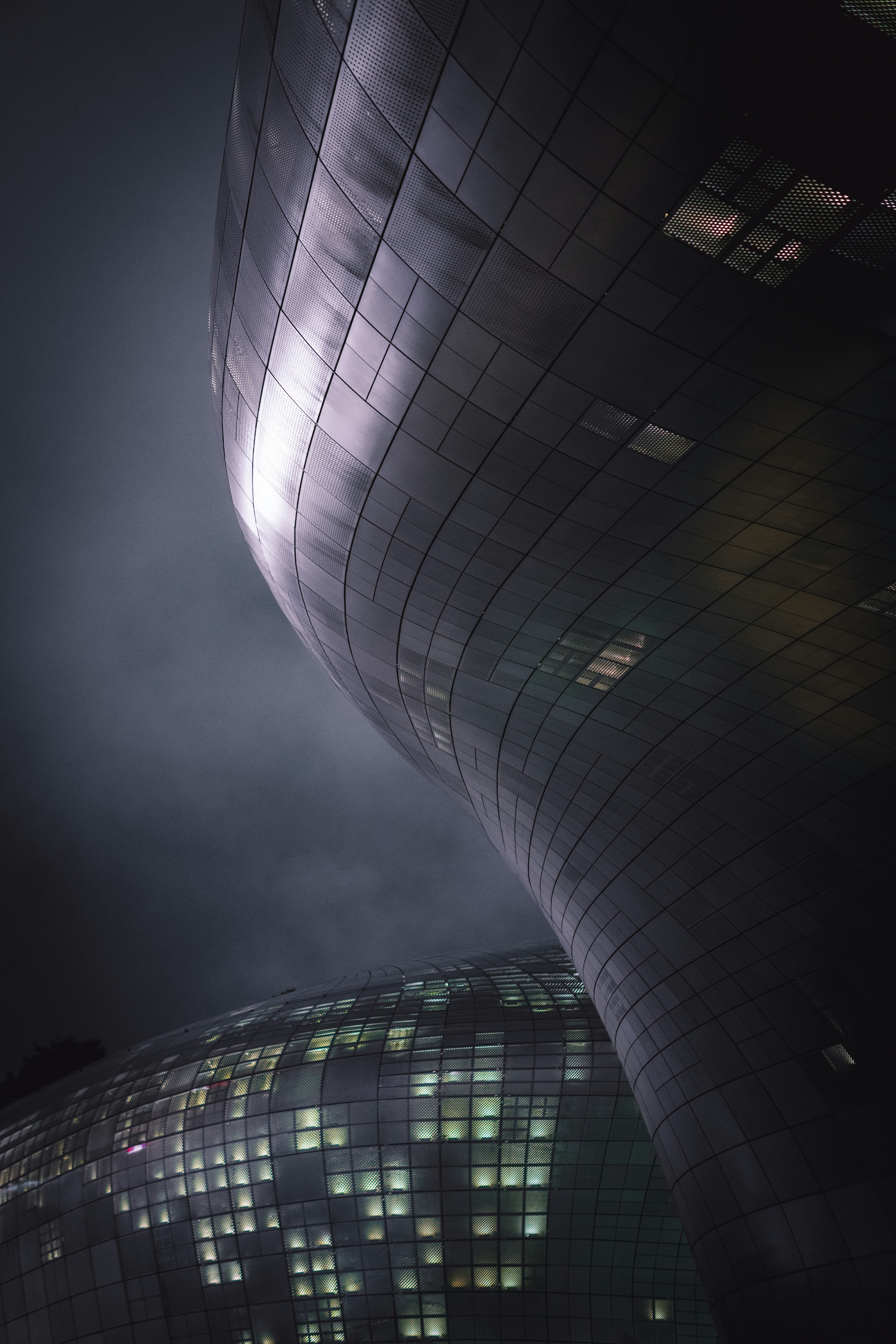 Luminous Curve: Night Facade of a Futuristic Metal Structure