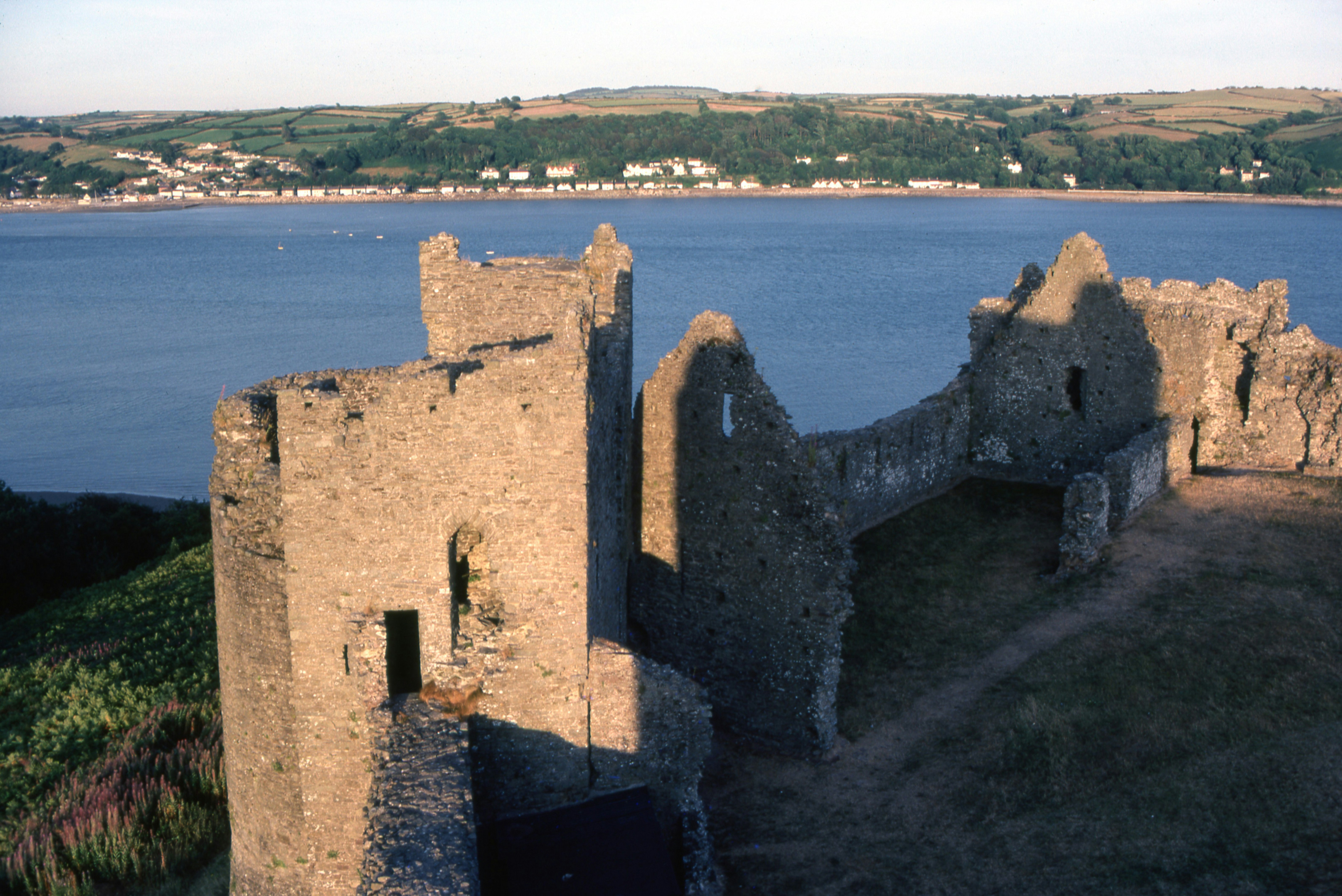 An old castle overlooking a body of water photo – Free Llansteffan ...