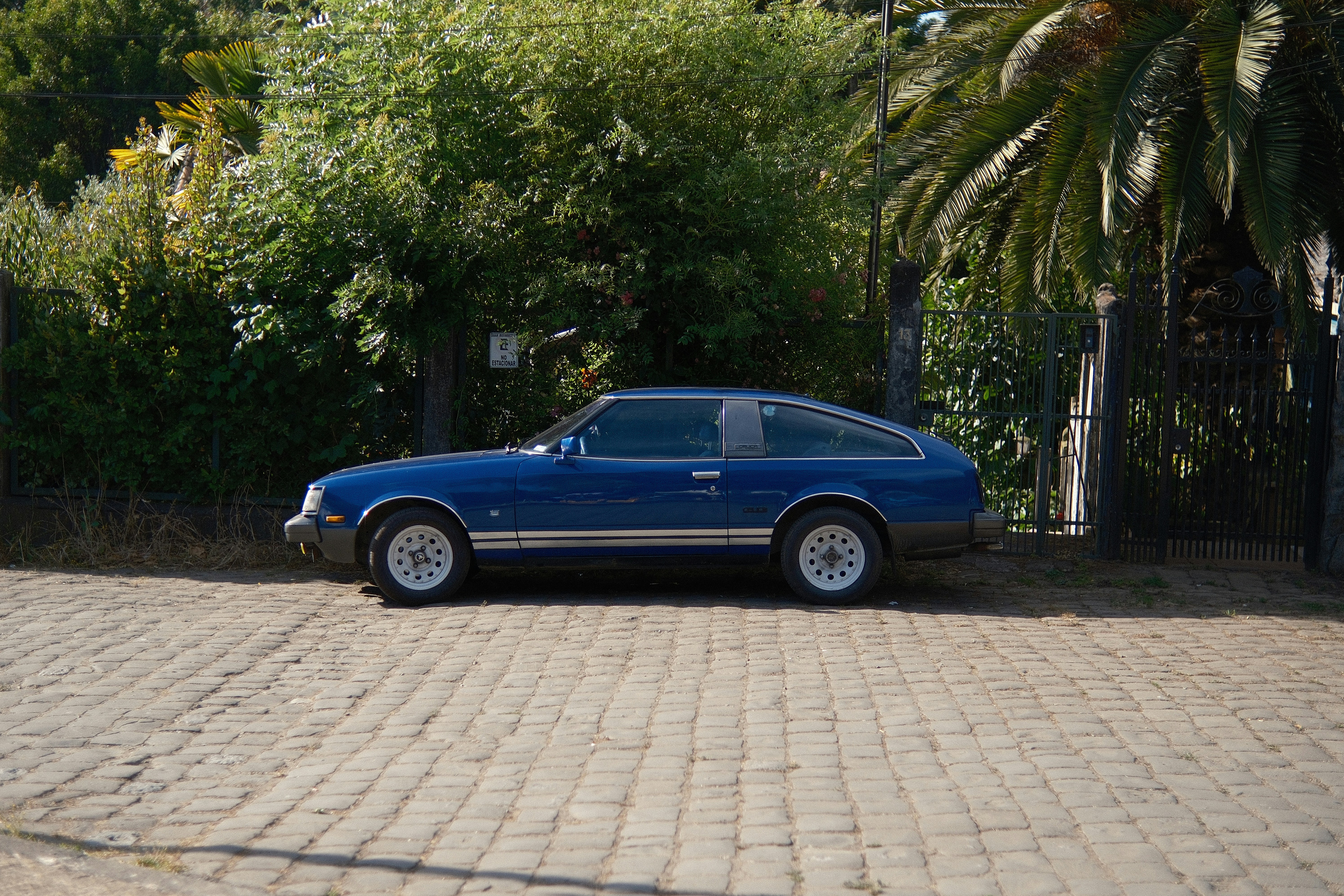 A blue car parked on a brick road photo – Free Chile Image on Unsplash