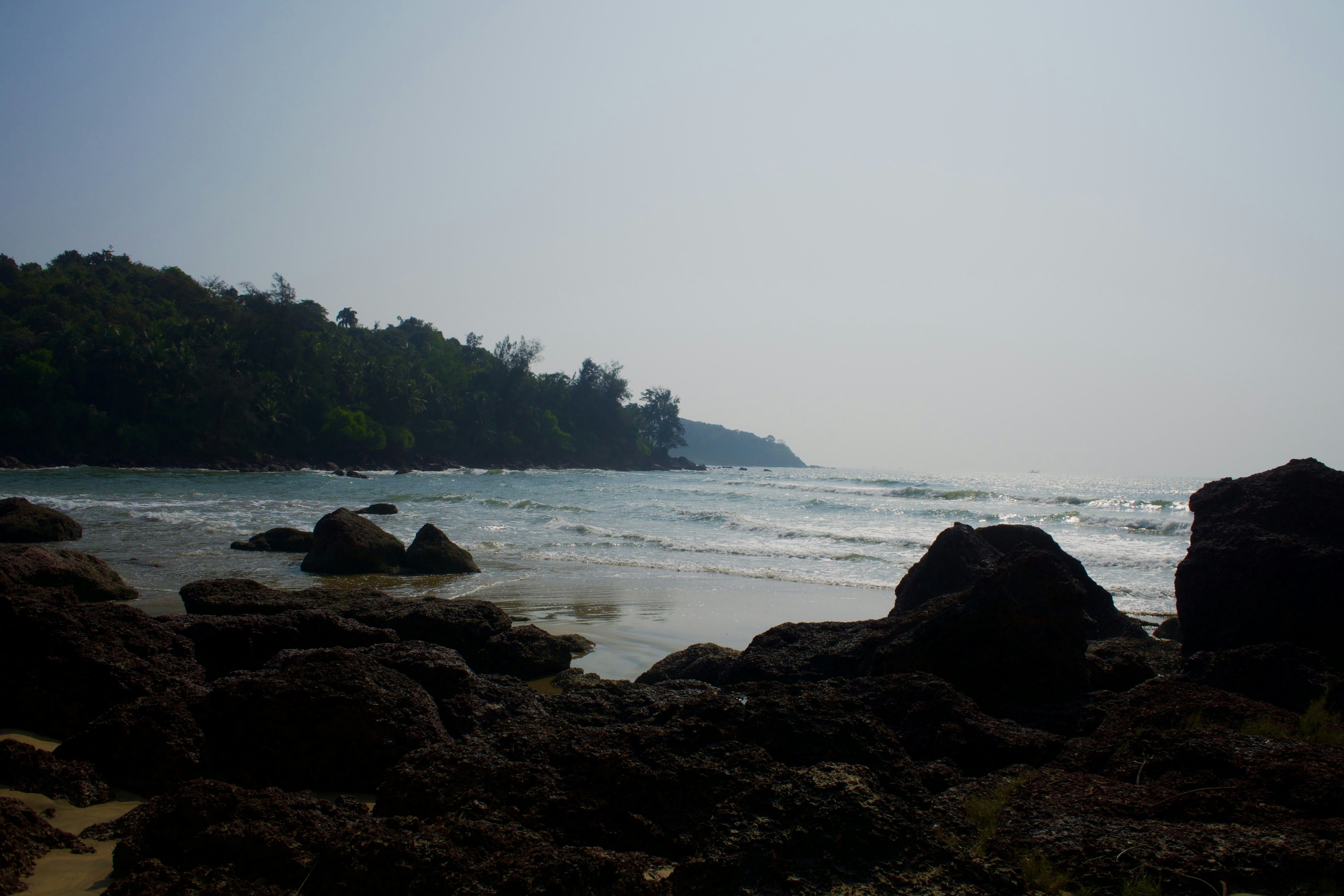 A beach with rocks and a body of water photo – Free Goa Image on Unsplash