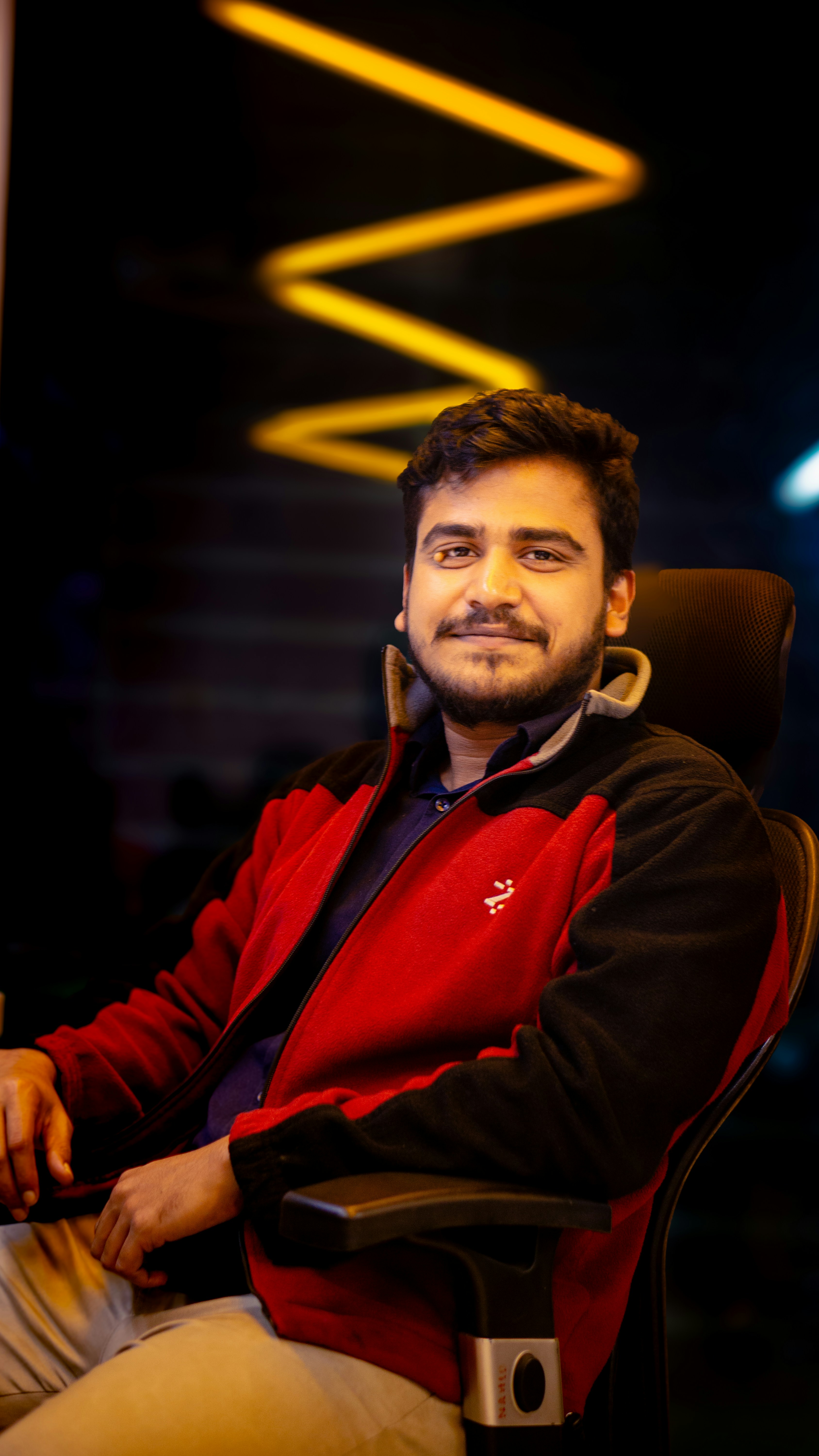 Un hombre sentado en una silla en una habitación foto – Imagen de Feliz ...