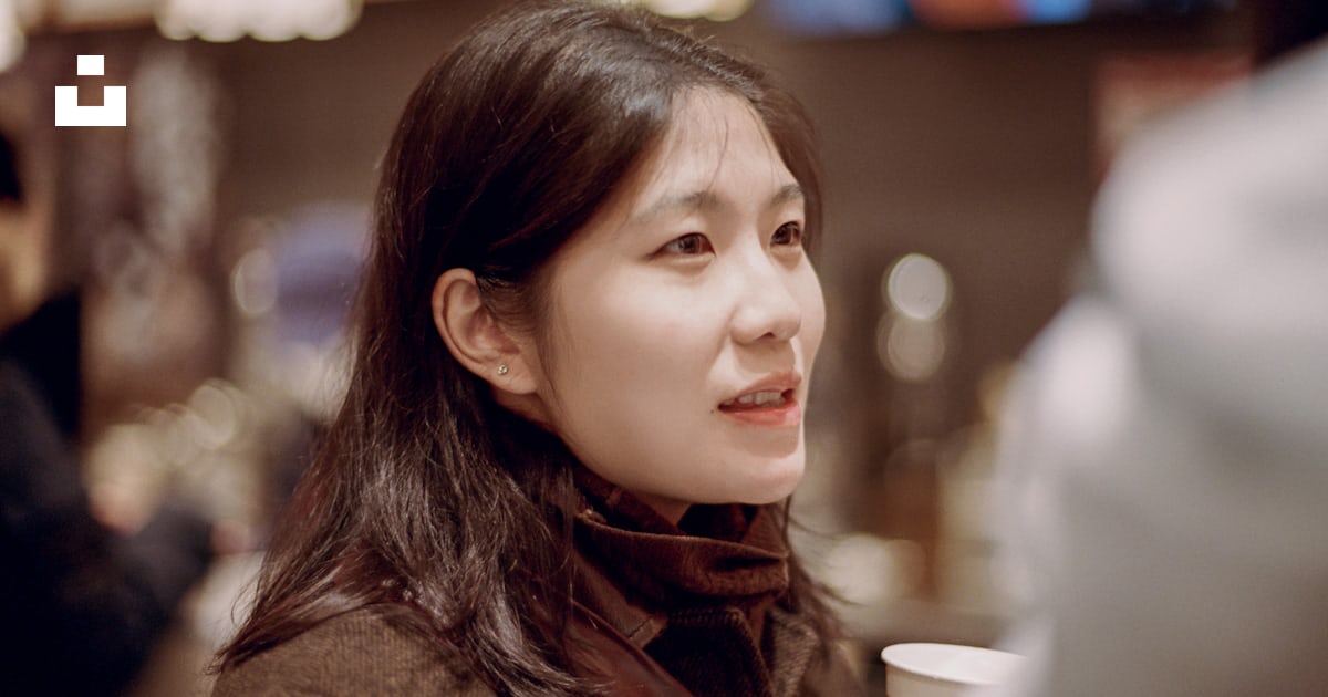 한 손에 커피잔을 들고 있는 여성 사진 Unsplash의 무료 여자 이미지