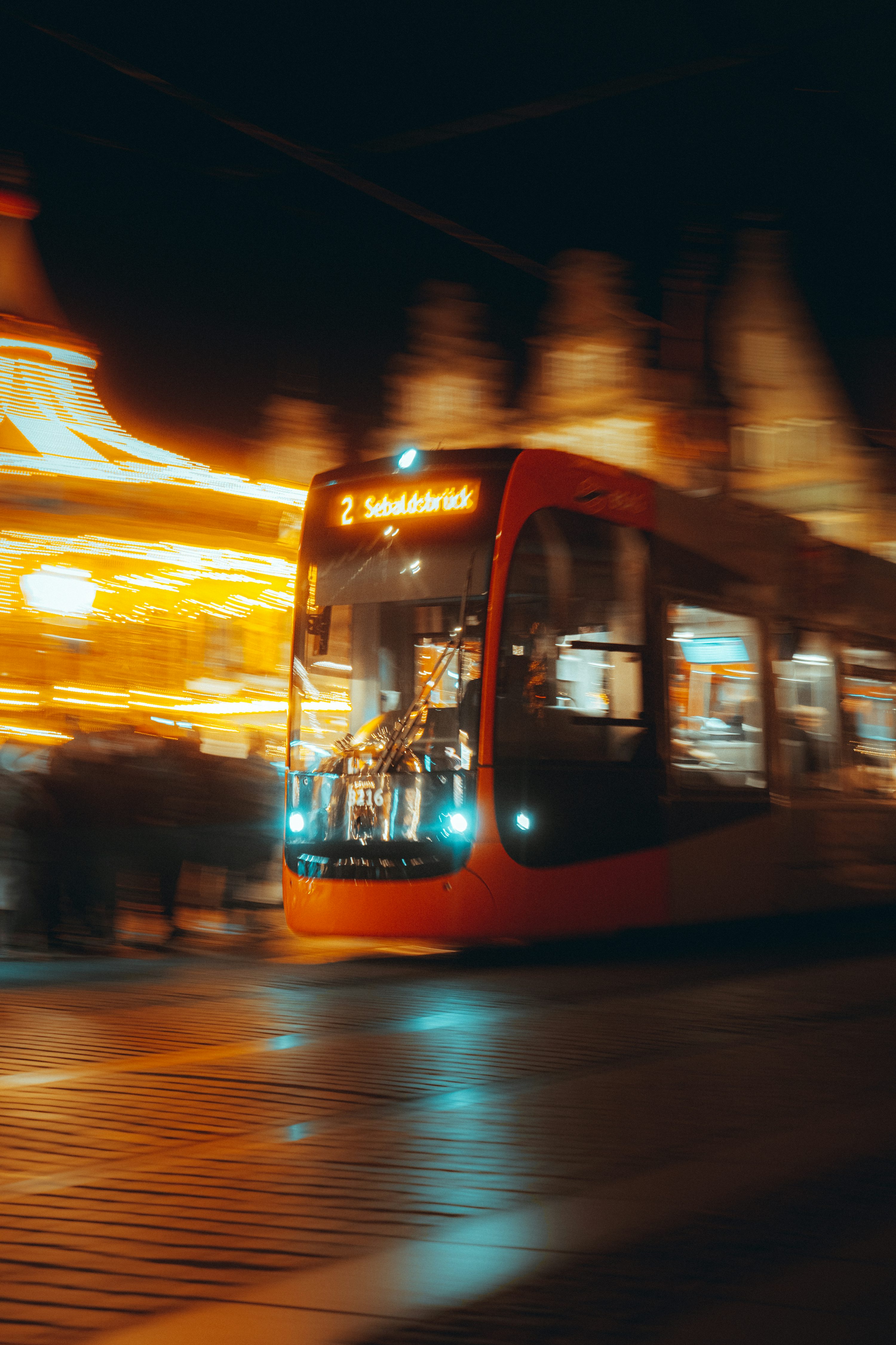 Un autobús urbano que circula por una calle por la noche foto – Imagen ... Un autobús urbano que circula por una calle por la noche foto – Imagen ...