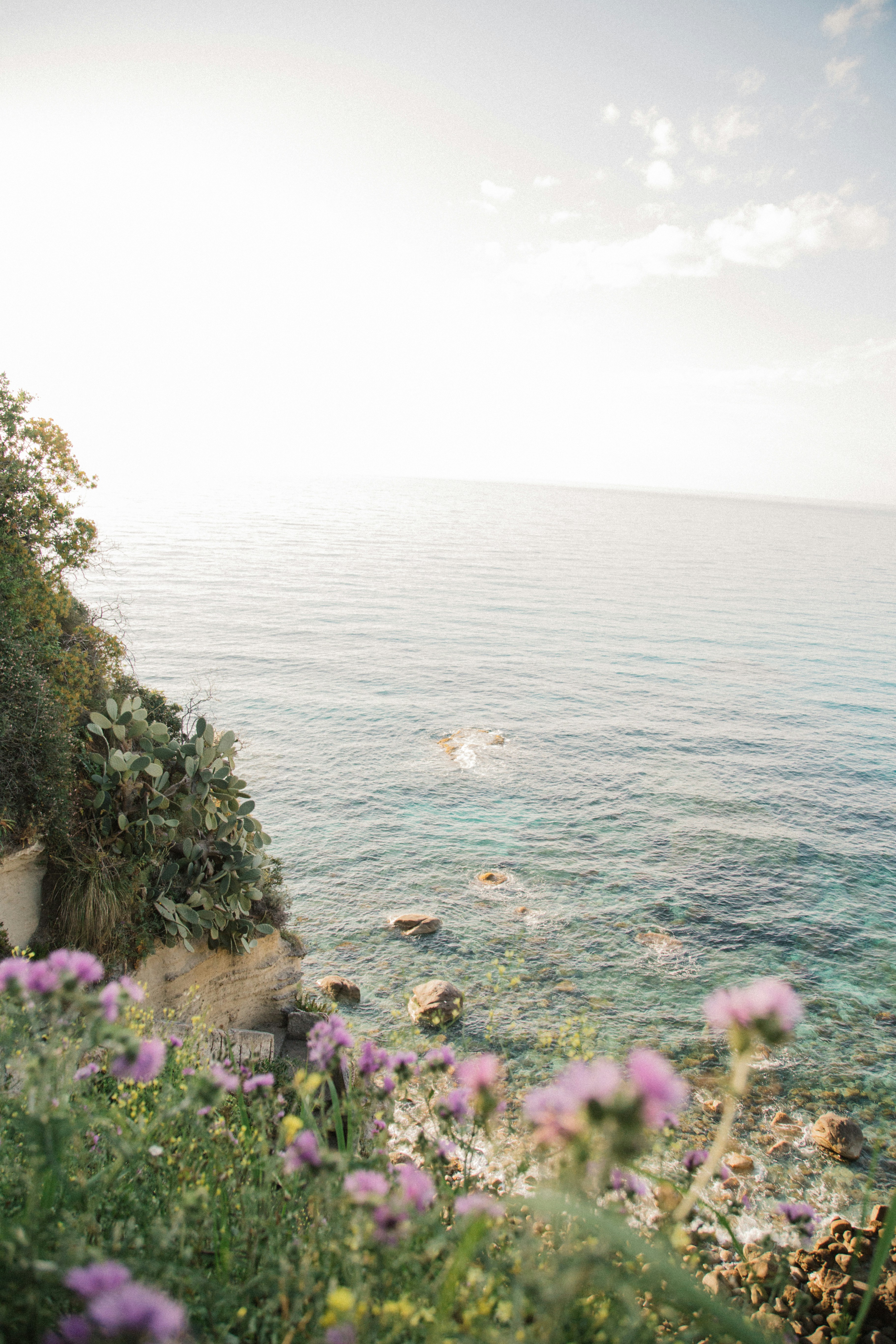 A view of the ocean from a cliff photo – Free Calabria Image on Unsplash
