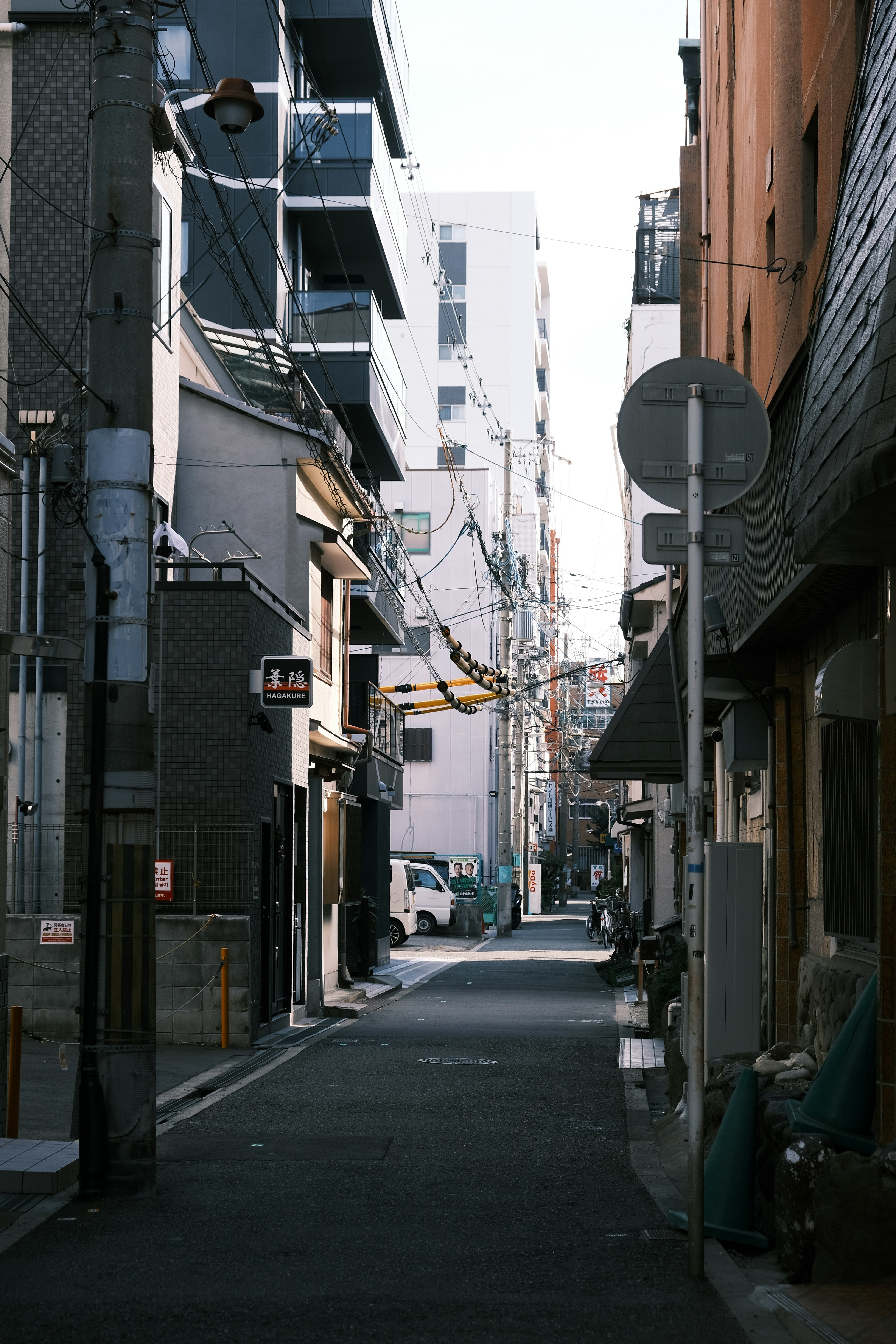 A narrow city street lined with tall buildings photo – Free Alley Image ...