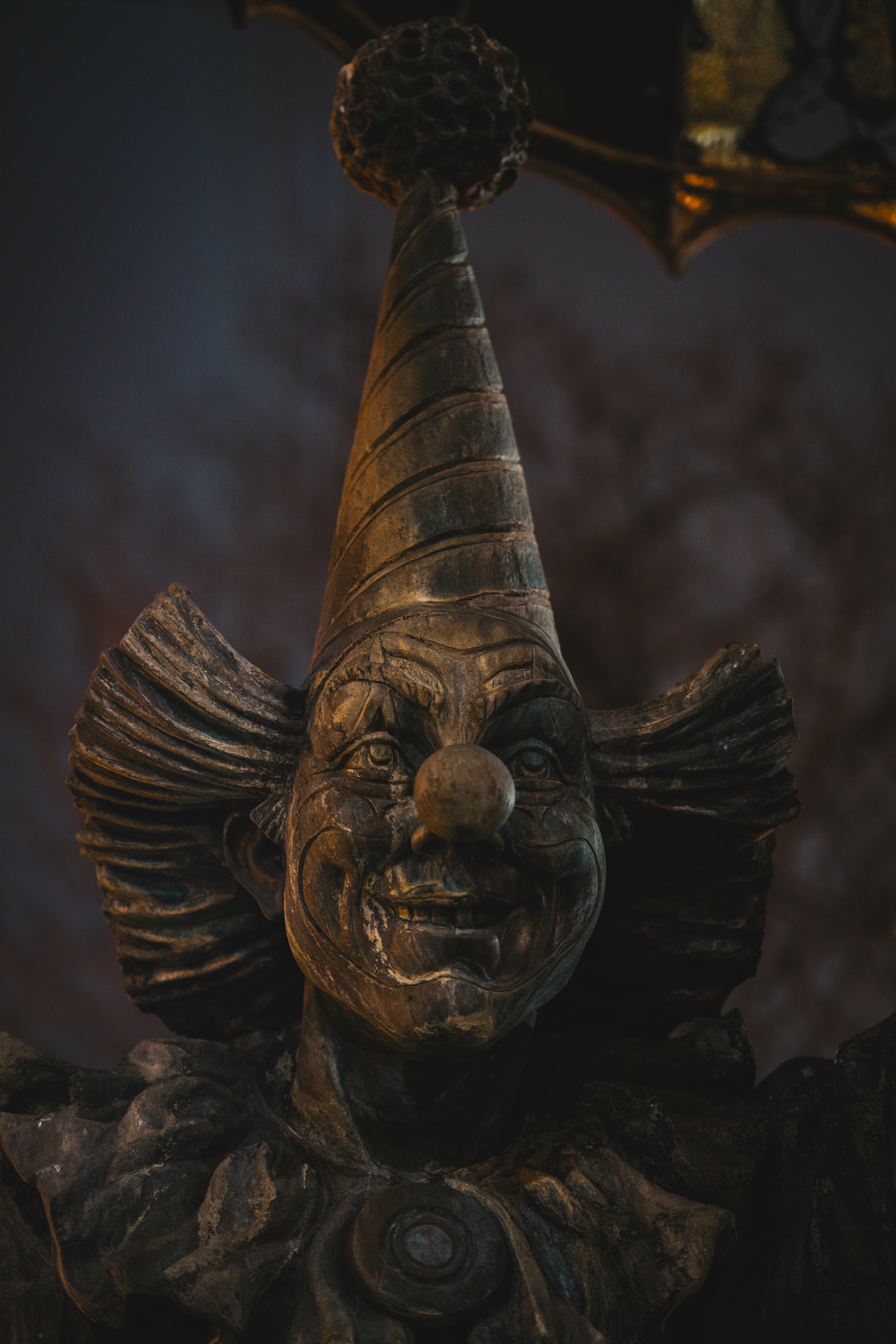 A statue of a creepy clown holding a mirror photo – Free Night Image on ...