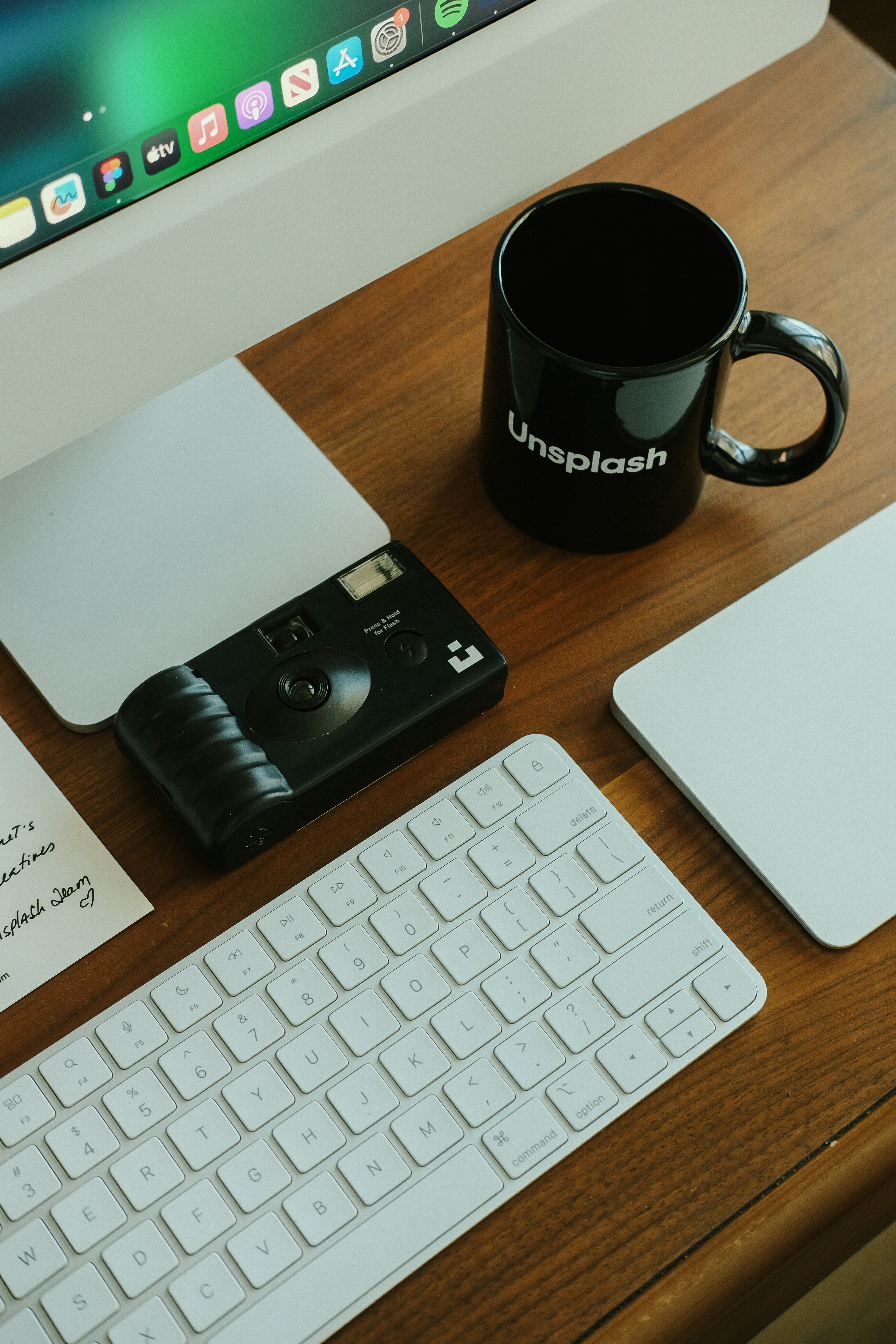 A computer desk with a keyboard, mouse, and coffee mug photo – Free ...