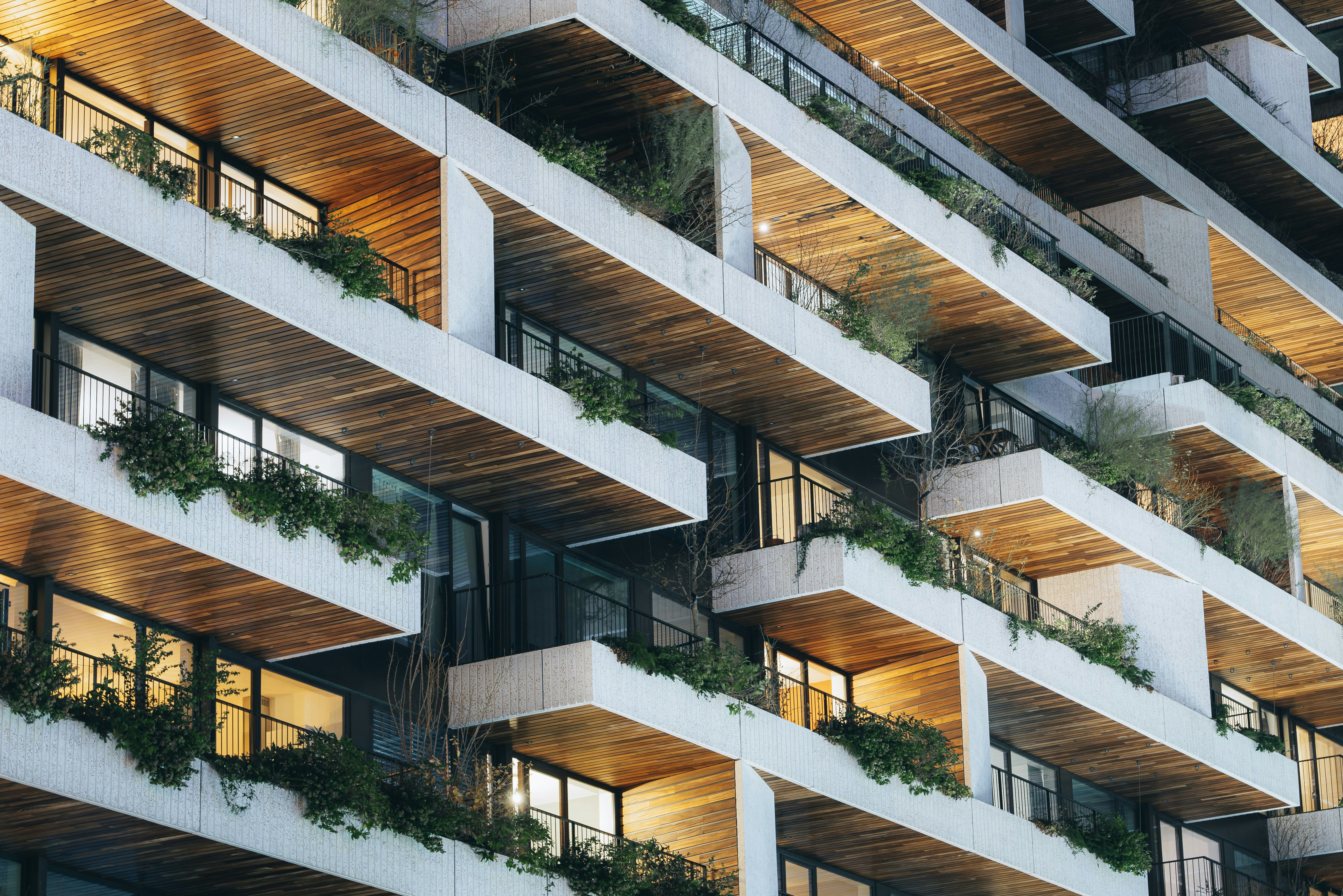 Un edificio alto con balcones y plantas en los balcones foto – Imagen de Edificio de ...