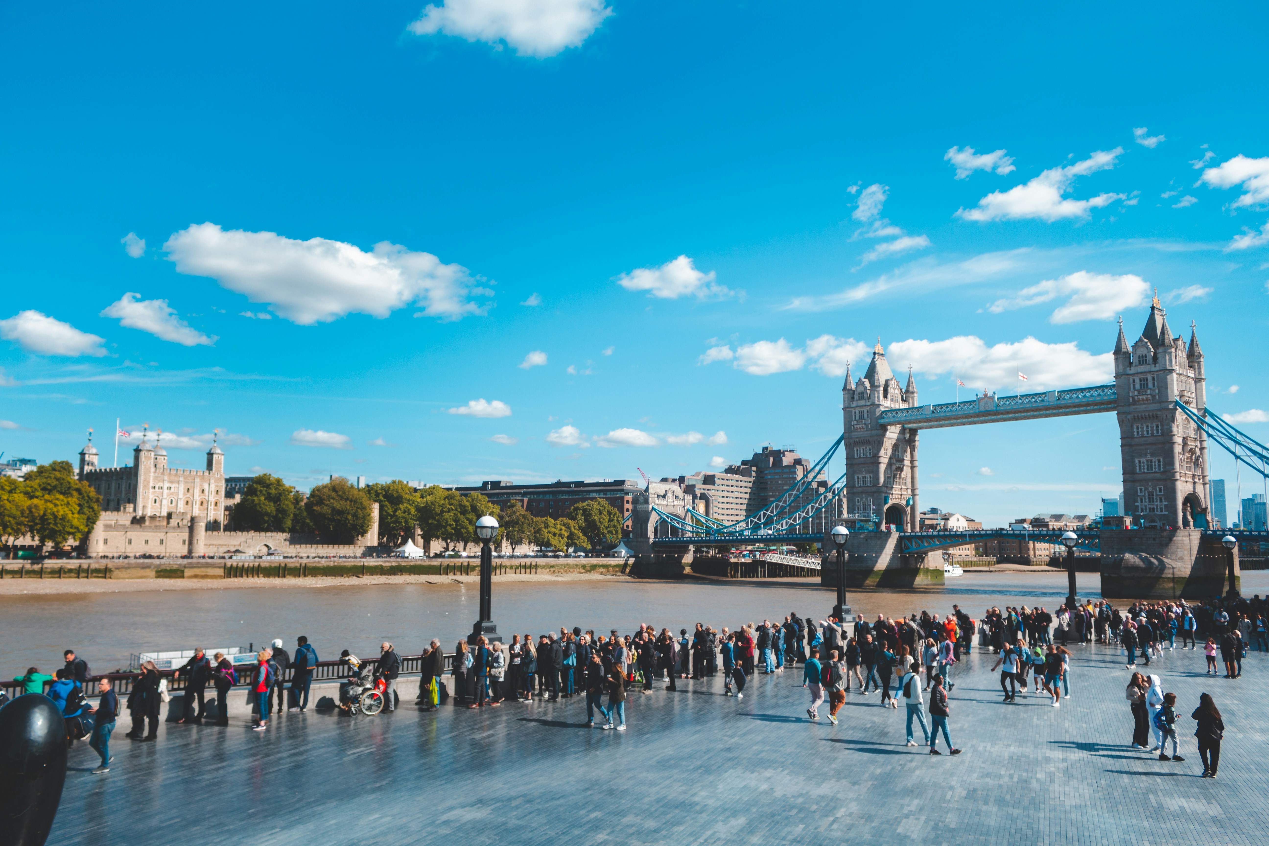 A large group of people walking across a bridge photo – Free Londres ...