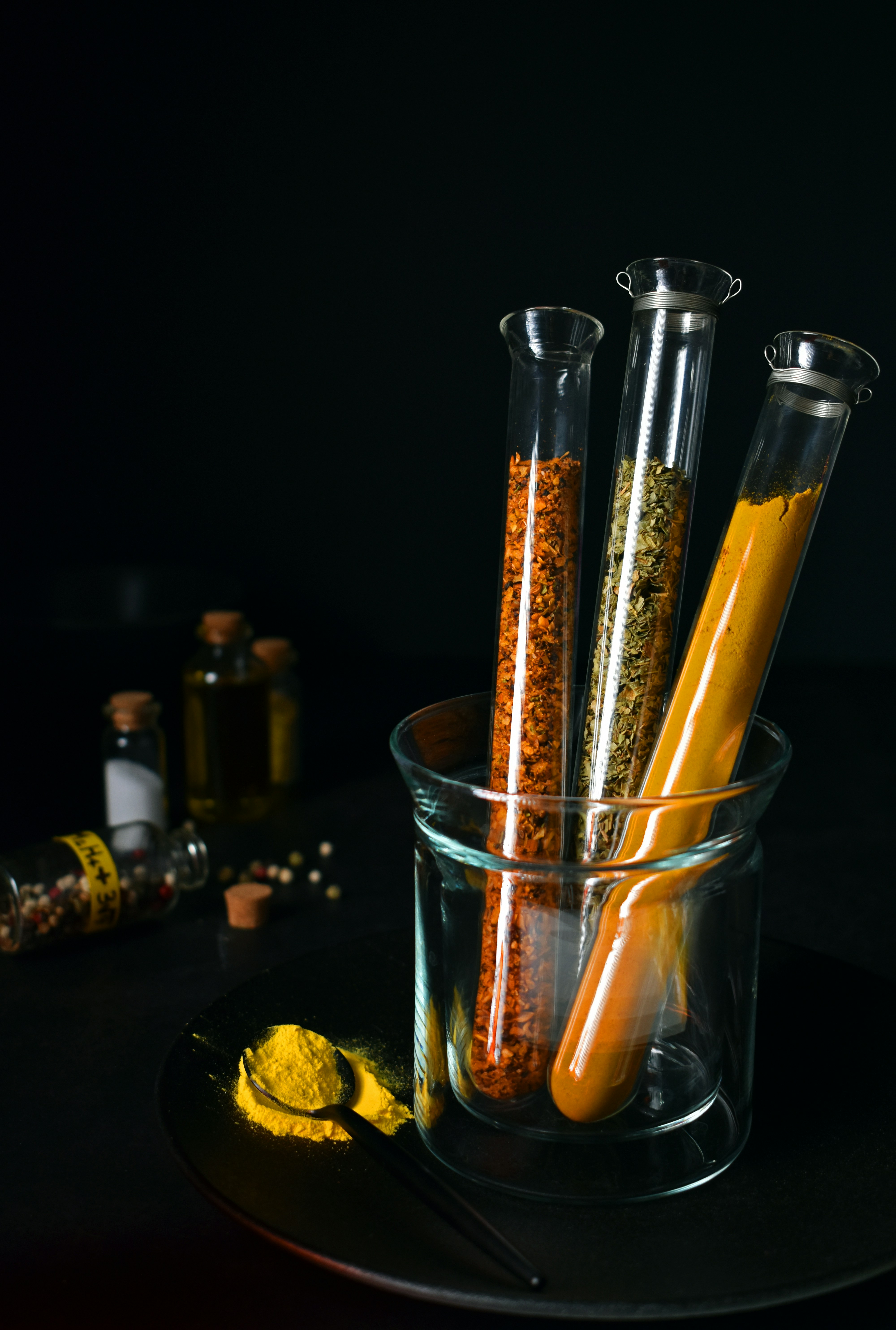 Épices colorées présentées dans des éprouvettes / Colorful spices presented in test tubes