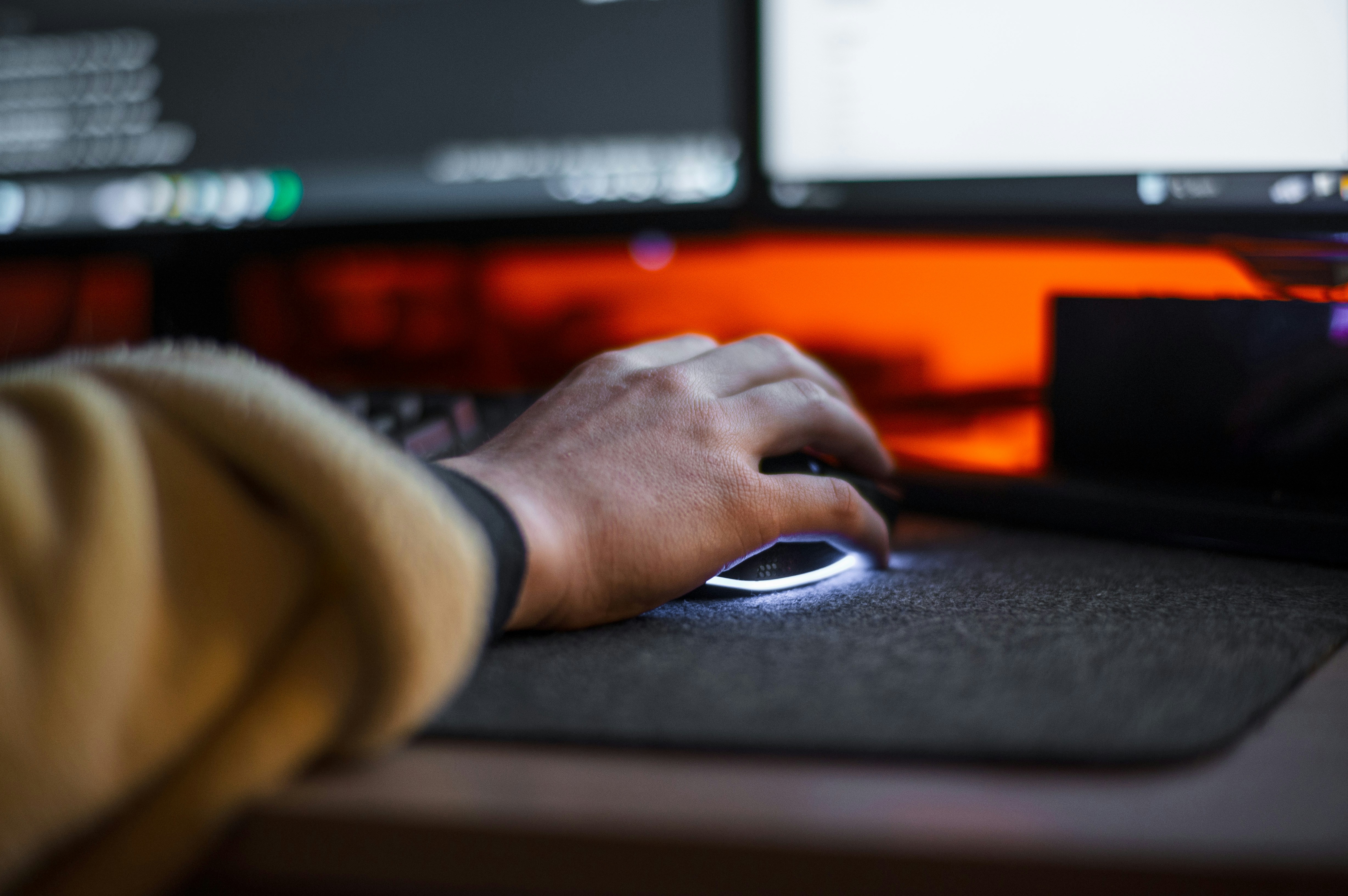 A person using a computer mouse on a desk photo – Free Computer Image ...