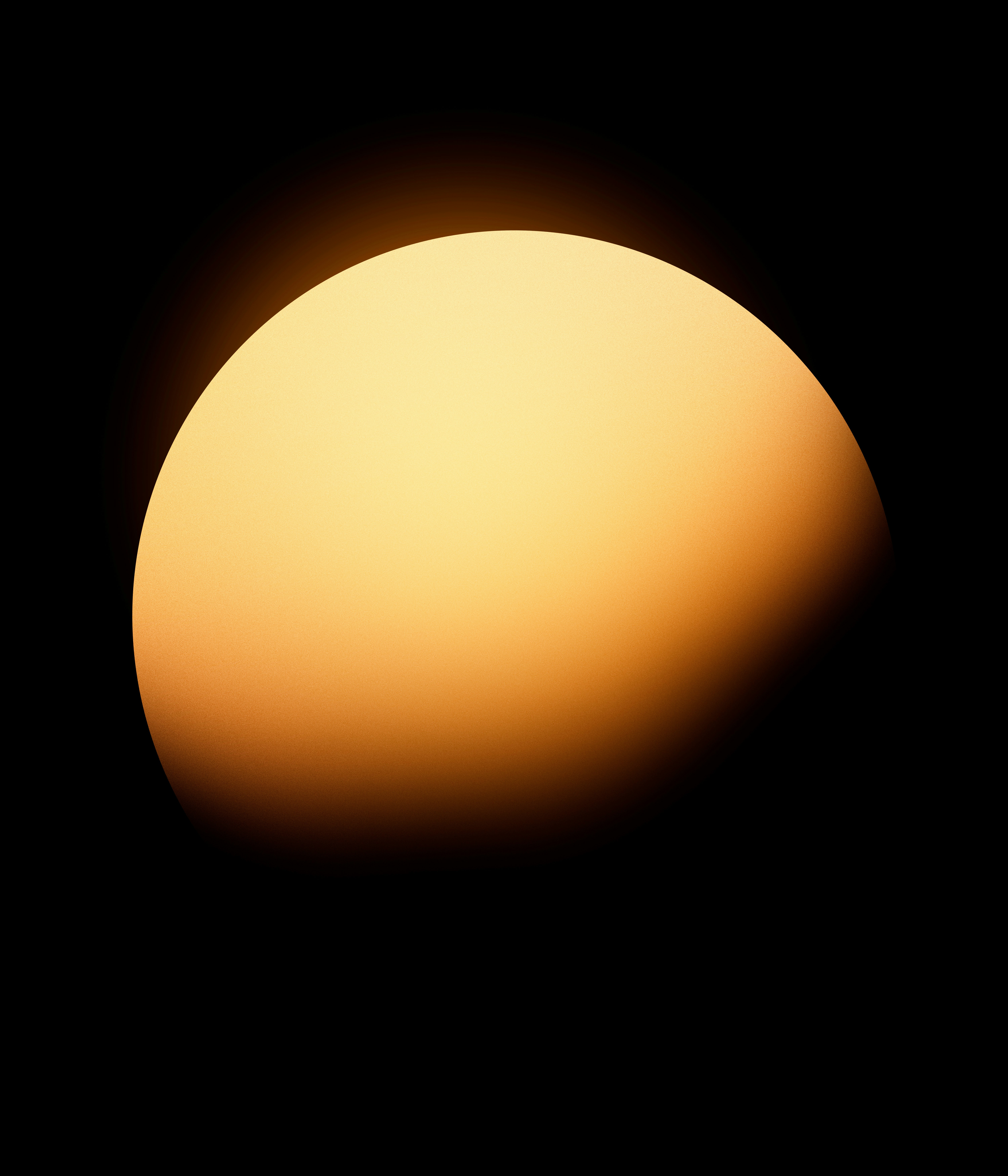 El sol brilla intensamente en el cielo oscuro foto – Imagen de ...