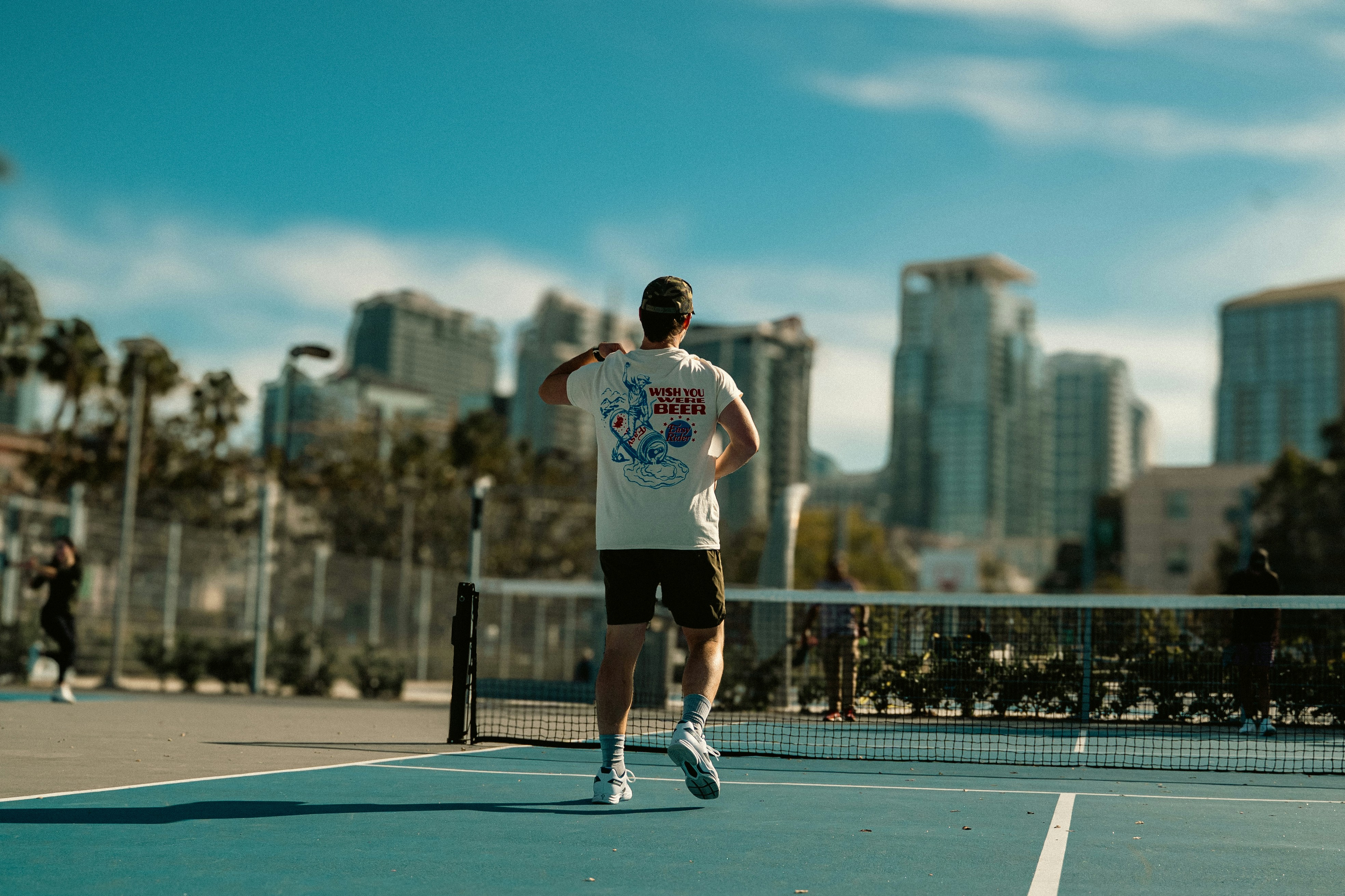 A man standing on a tennis court holding a racquet photo – Free Human ...