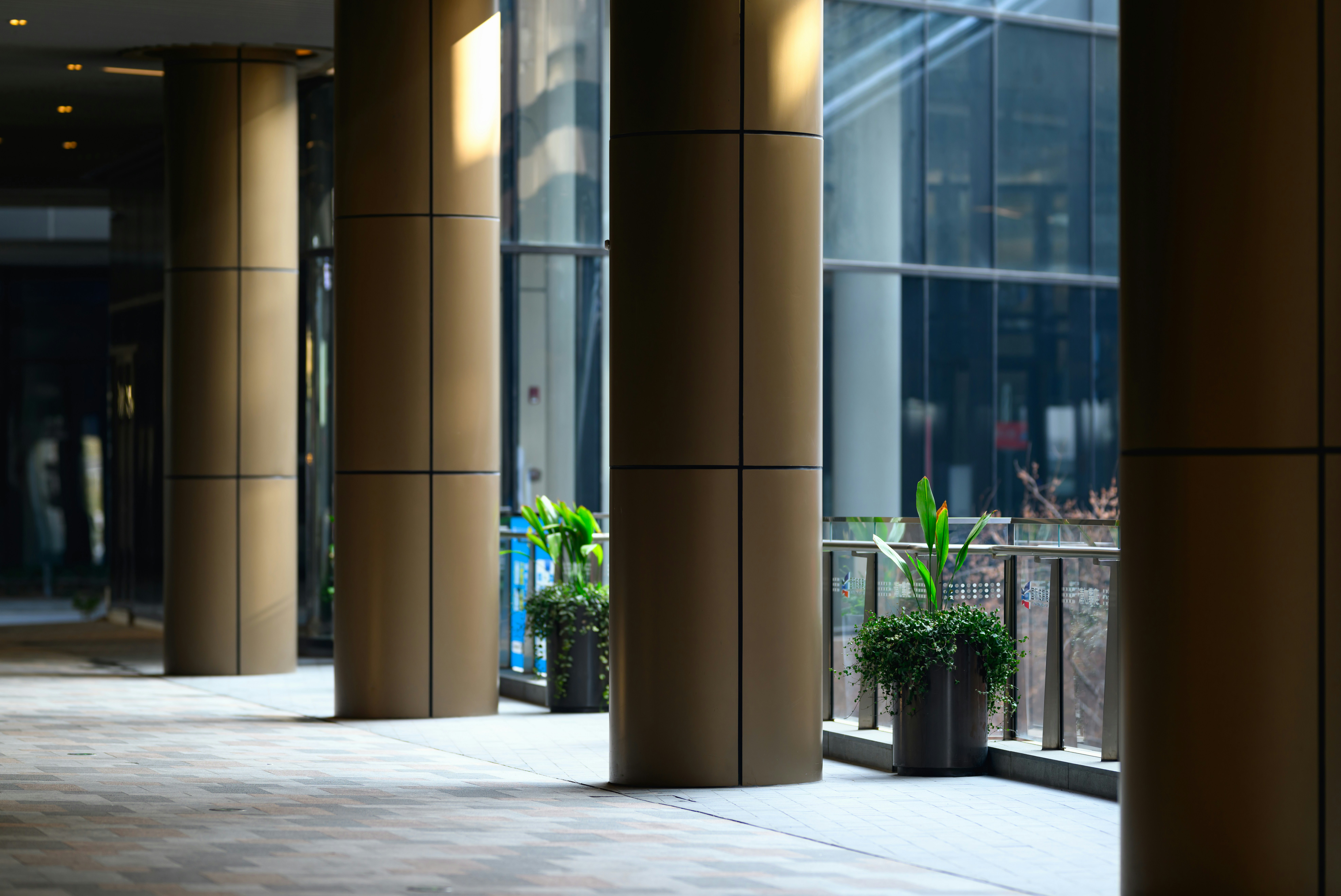 An empty lobby with a lot of windows photo – Free Office Image on Unsplash