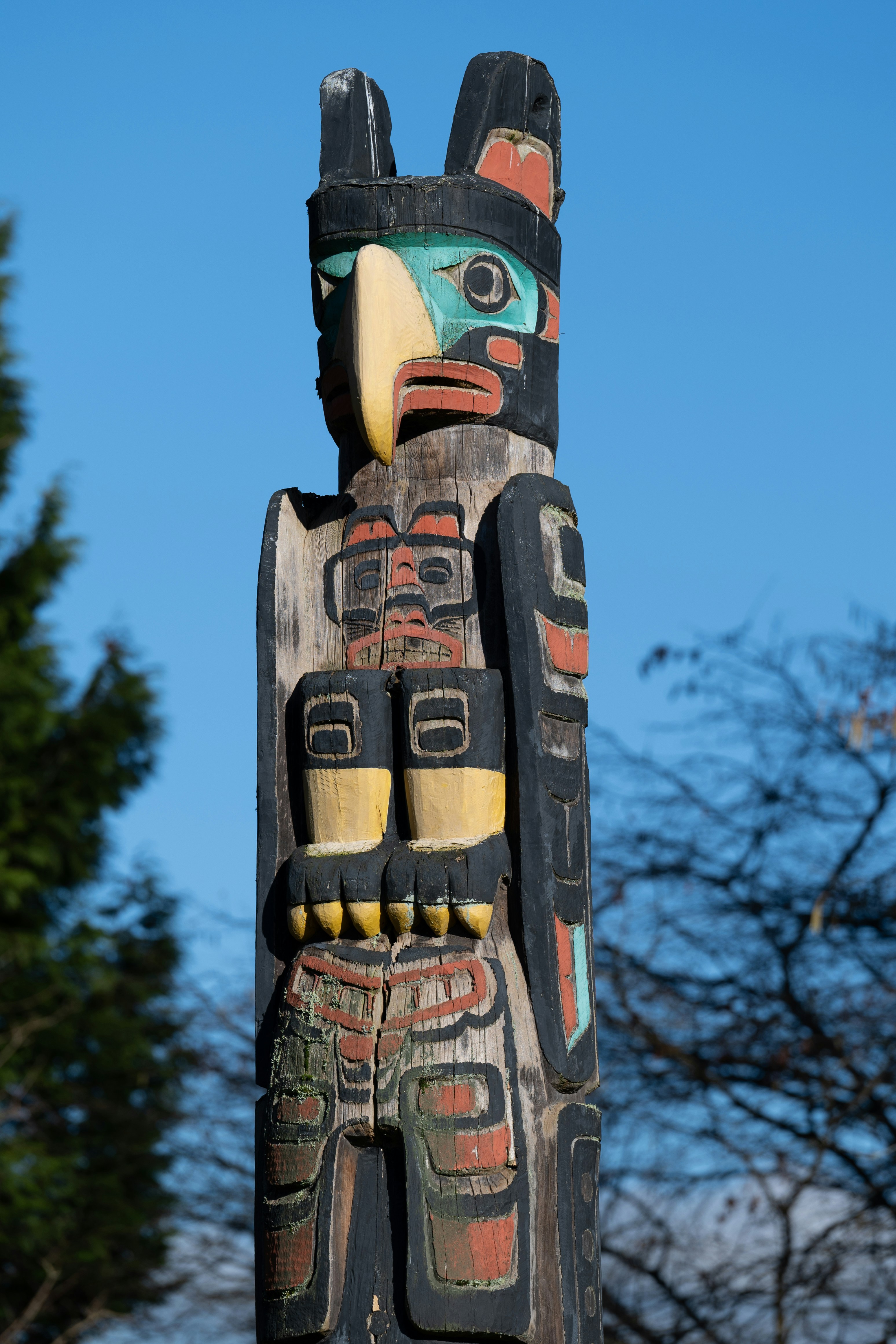 A totem pole with a totem in the shape of a rabbit photo – Free Human ...