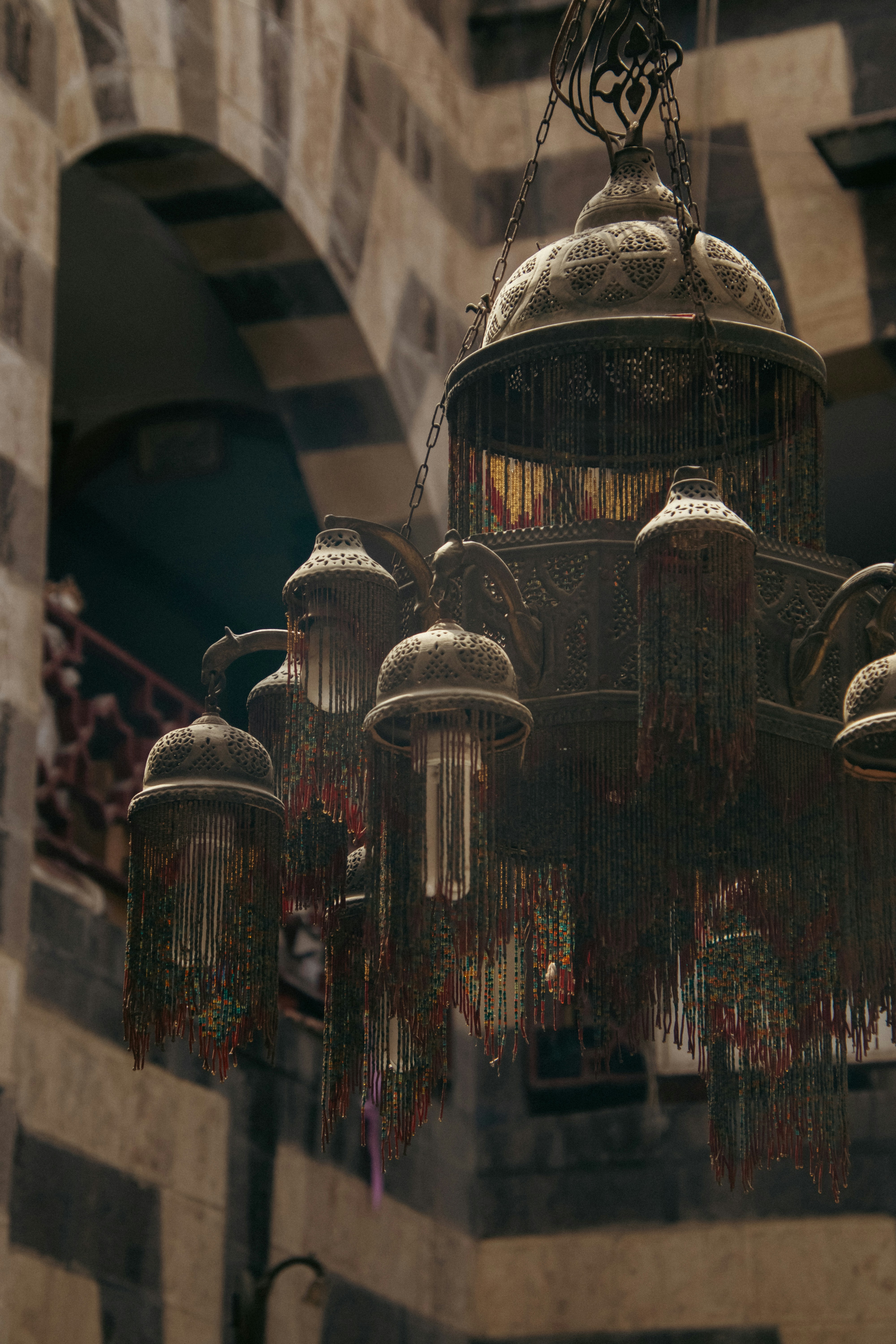 A chandelier hanging from the ceiling of a building photo – Free Damascus Image on Unsplash