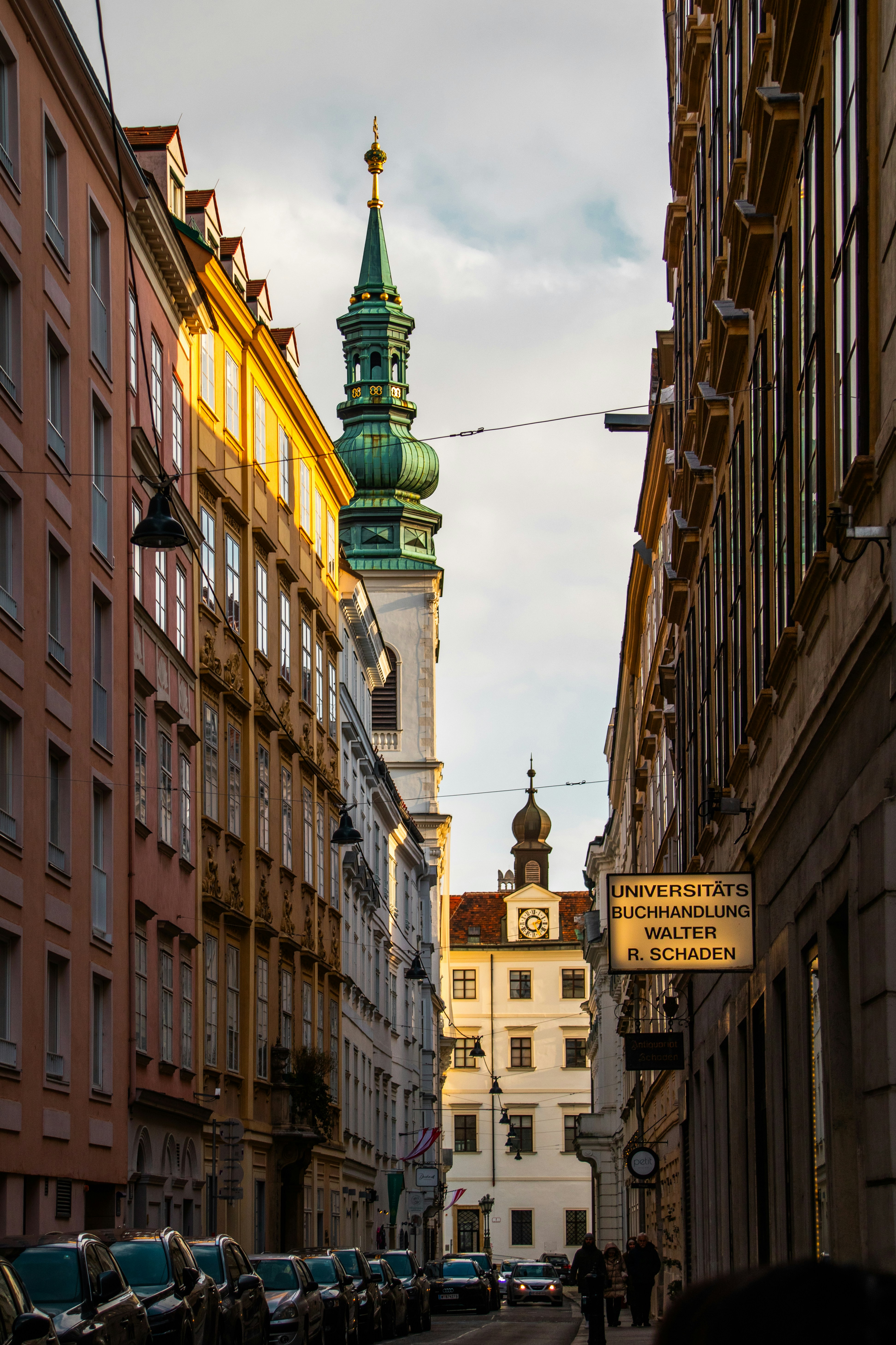 A narrow city street lined with tall buildings photo – Free City Image ...