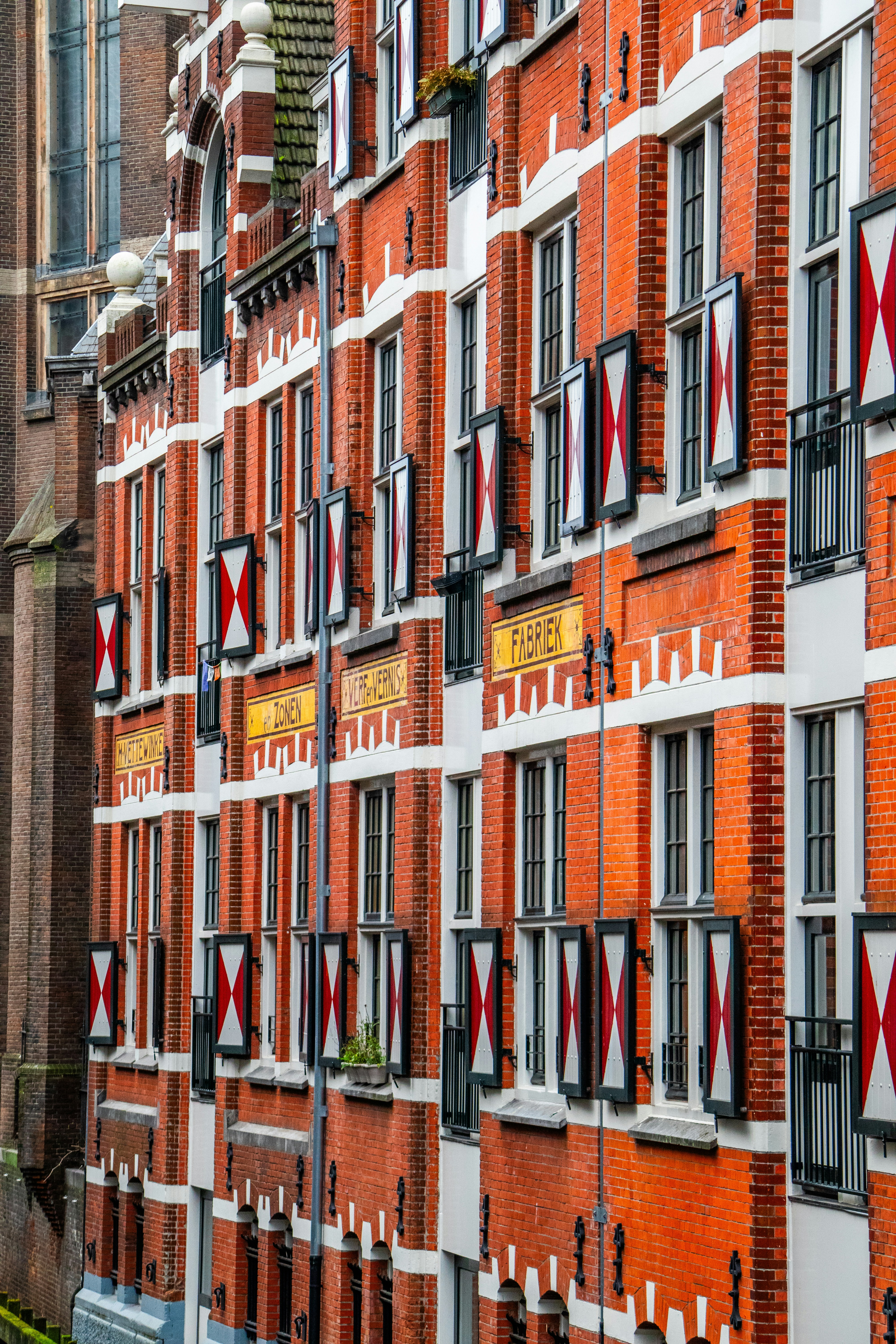 A row of red brick buildings next to each other photo – Free City Image ...