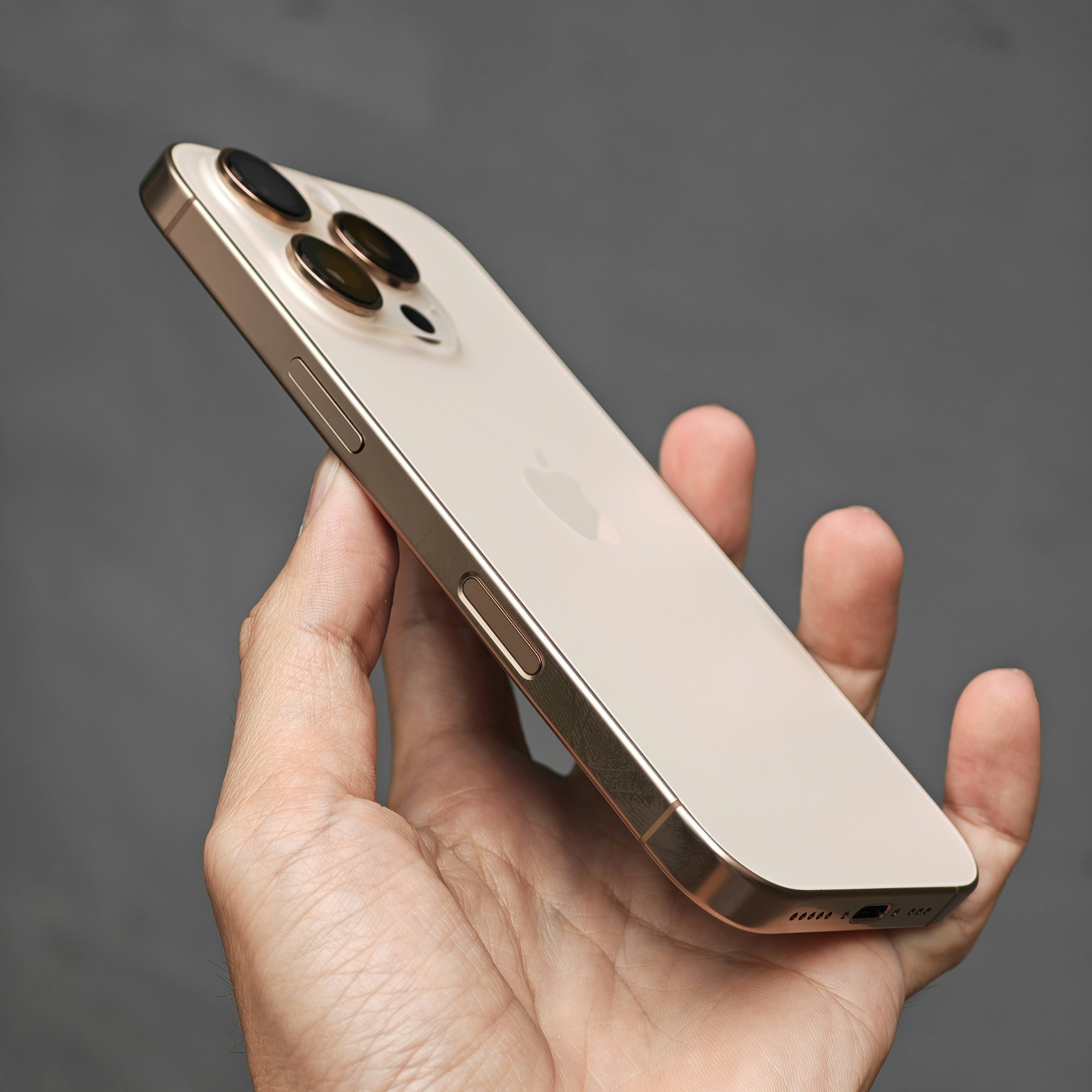 Uma pessoa segurando um iPhone na mão foto – Imagem grátis sobre IPhone na Unsplash