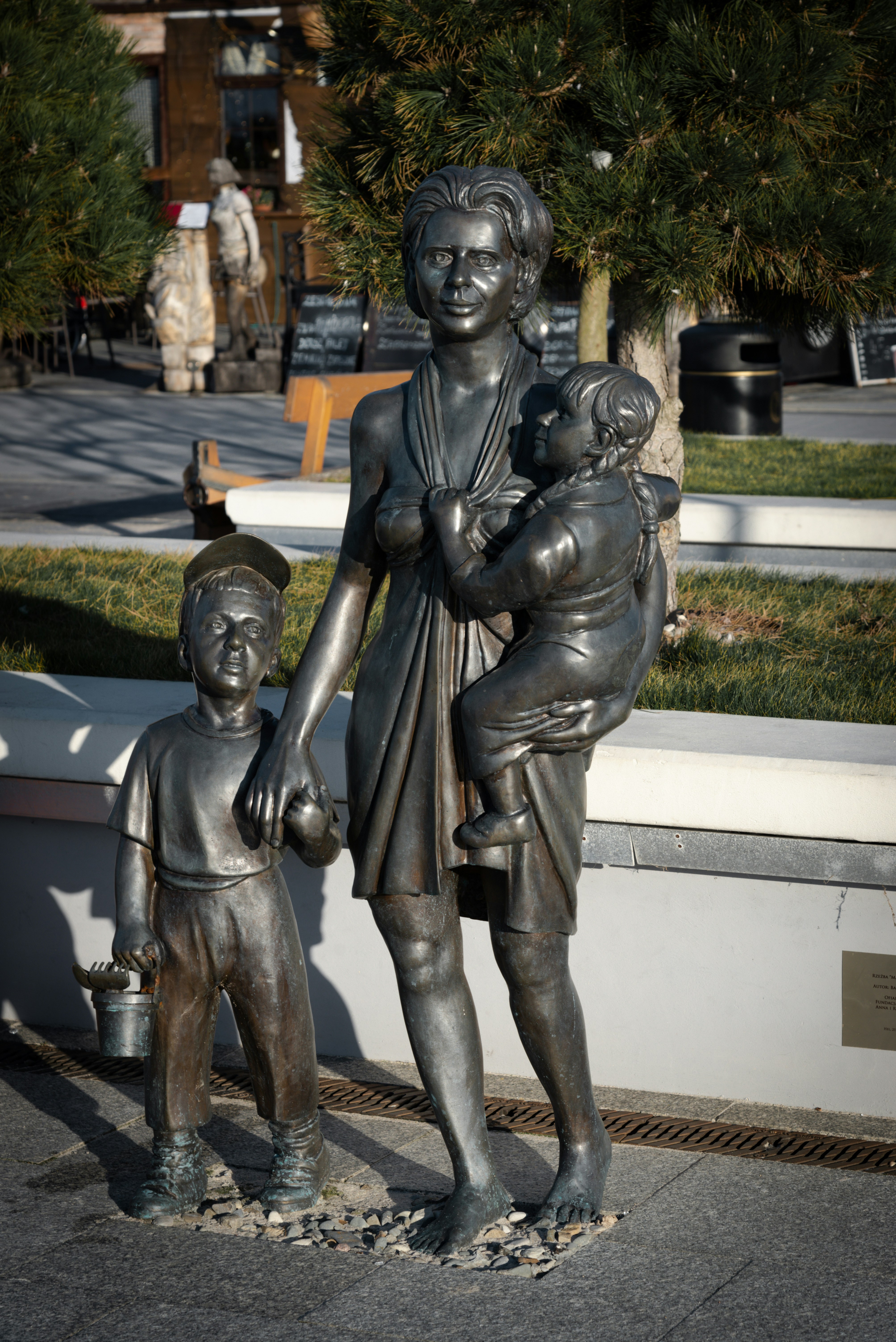 Bronze Mother with Child: Quiet Strength in a Sunlit Plaza