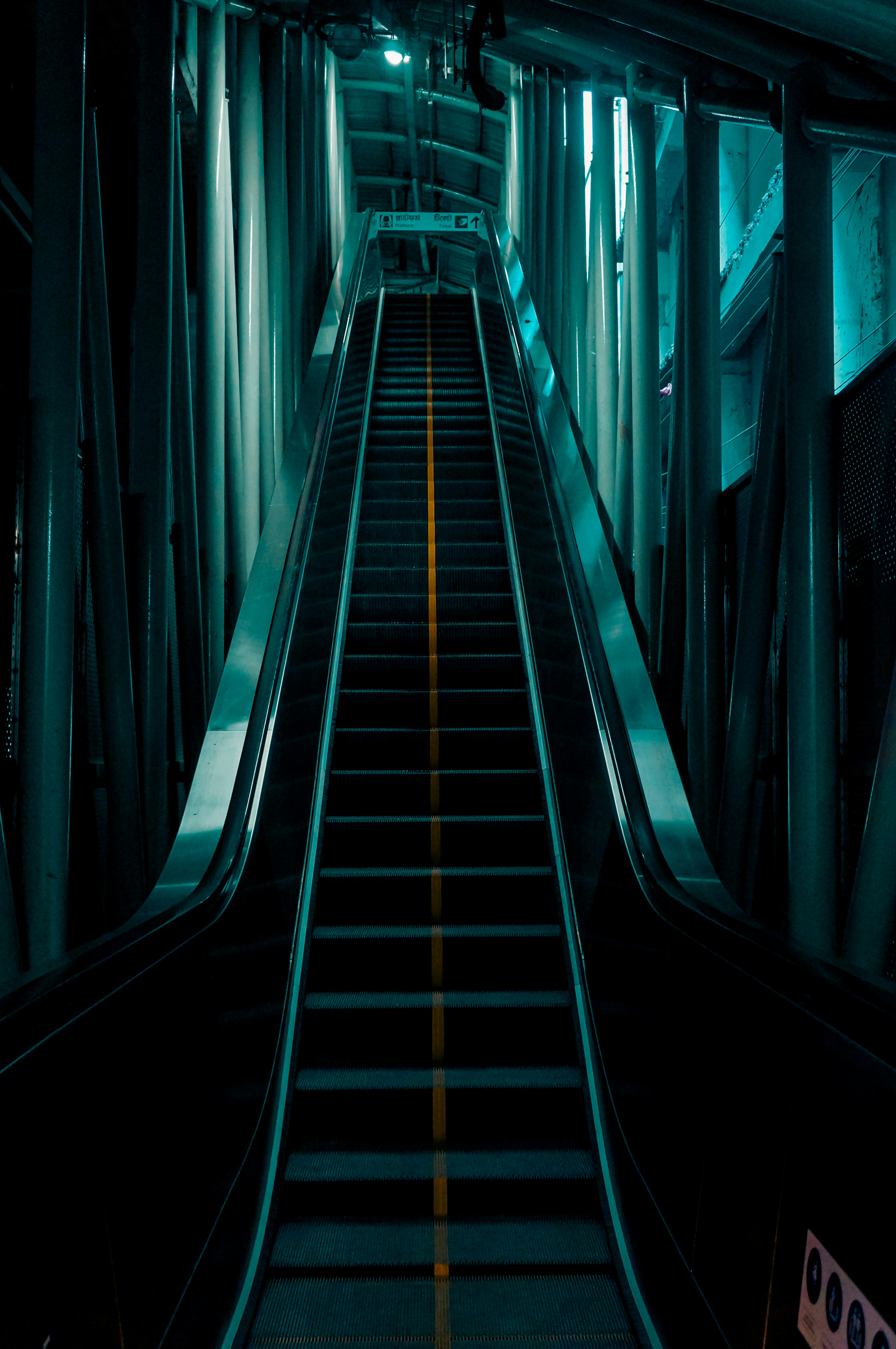Un escalator qui monte une colline dans un immeuble photo – Image gratuite de Dacca sur Unsplash